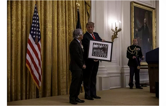 Nhiếp ảnh gia Nick Ut tiết lộ hậu trường chuyện ông Trump tặng huân ...