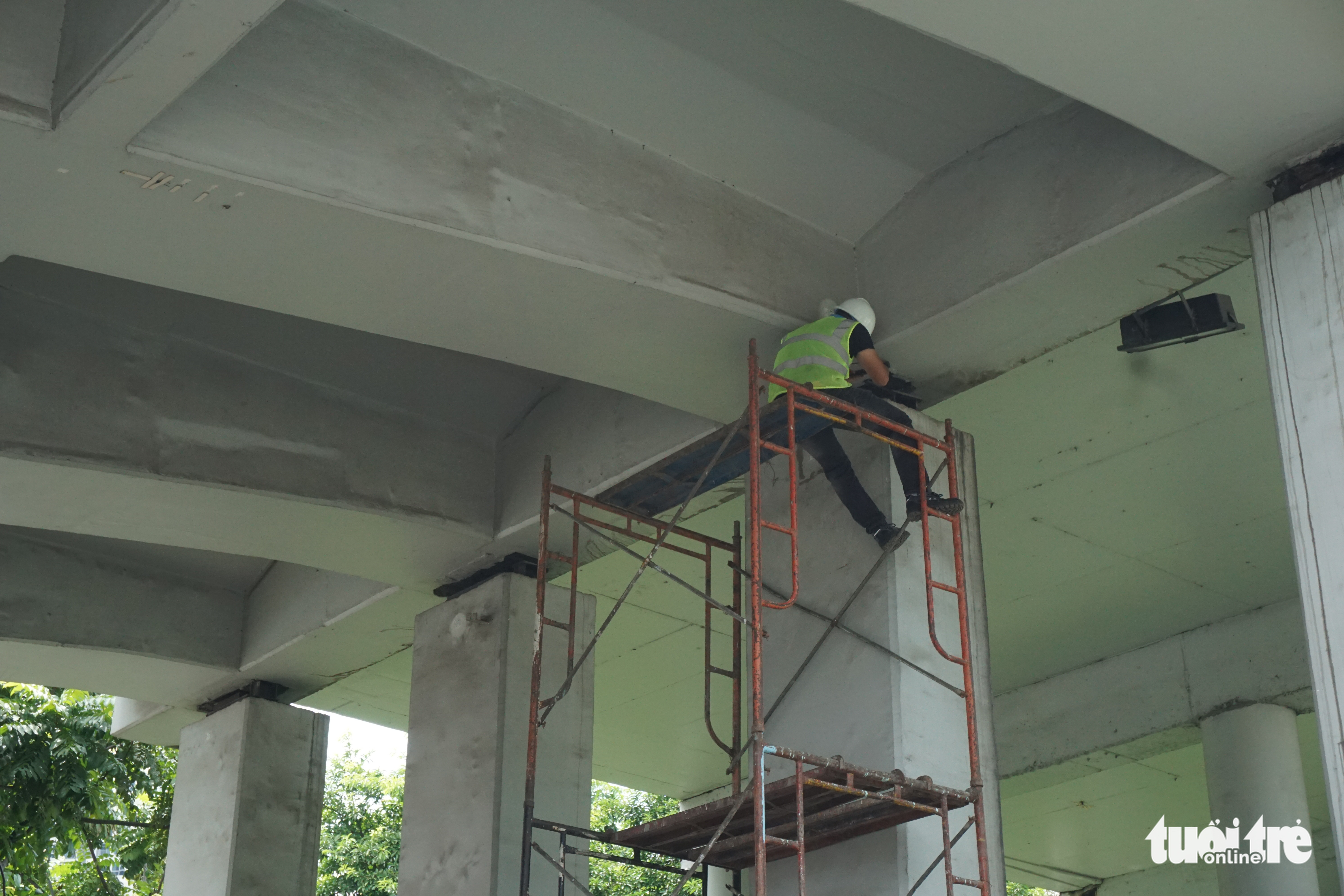 Chủ tịch UBND TP.HCM chỉ đạo sớm khắc phục sự cố cầu vượt Nguyễn Hữu ...