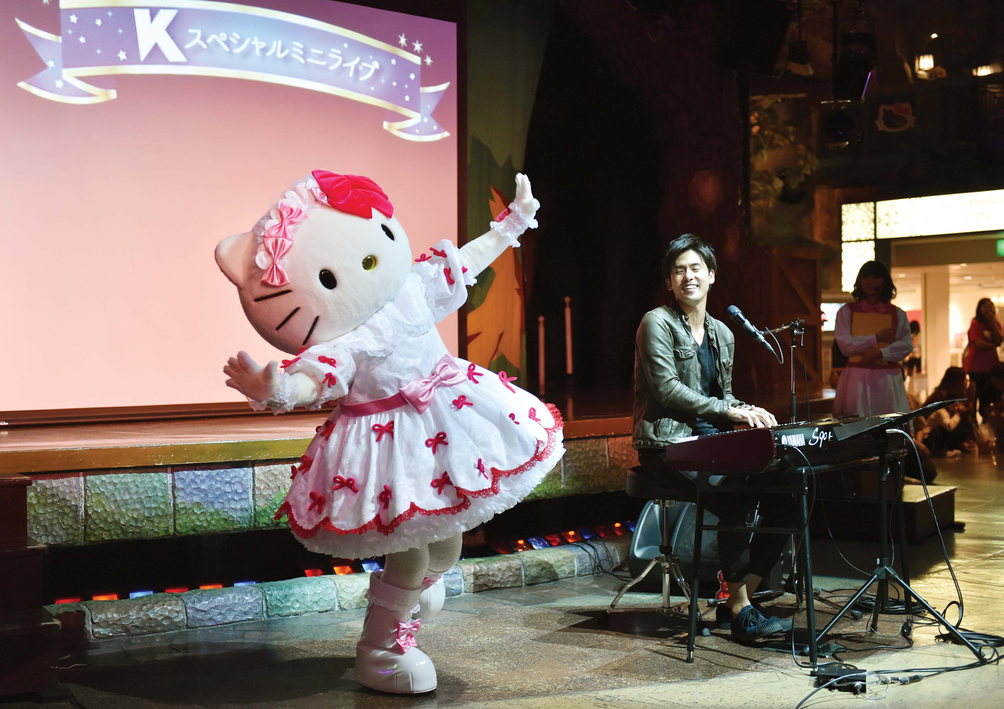 Mèo Hello Kitty đi khắp thế giới - Tuổi Trẻ Online