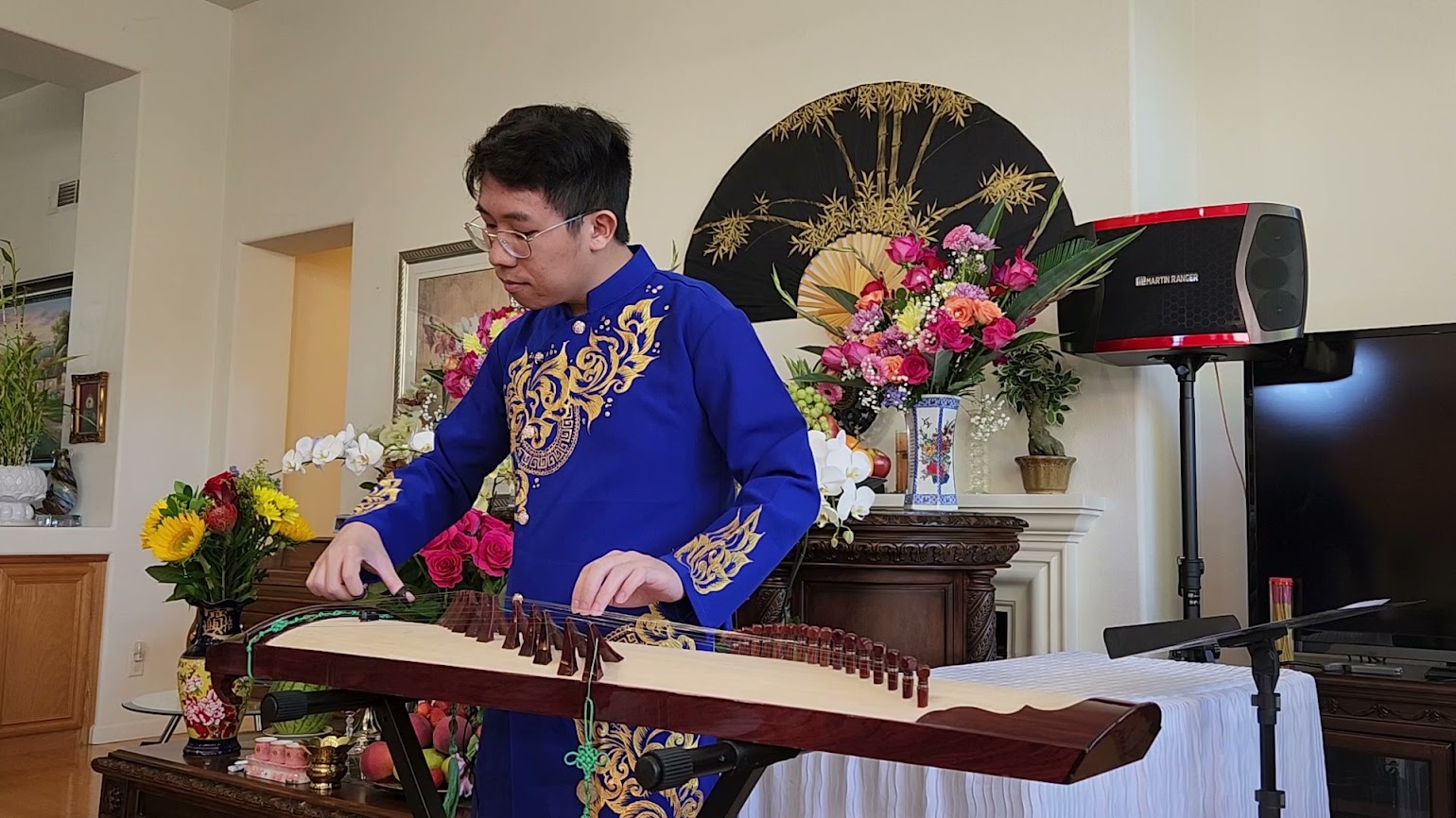 Chàng trai Mỹ gốc Việt mê âm nhạc dân tộc Việt Nam - Tuổi Trẻ Online