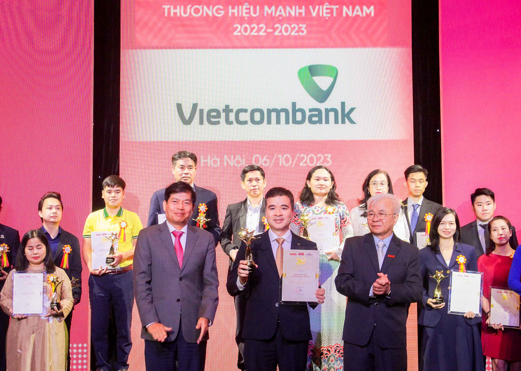 Vietcombank xếp thứ 3 trong Top 10 thương hiệu mạnh Việt Nam - Tuổi Trẻ ...