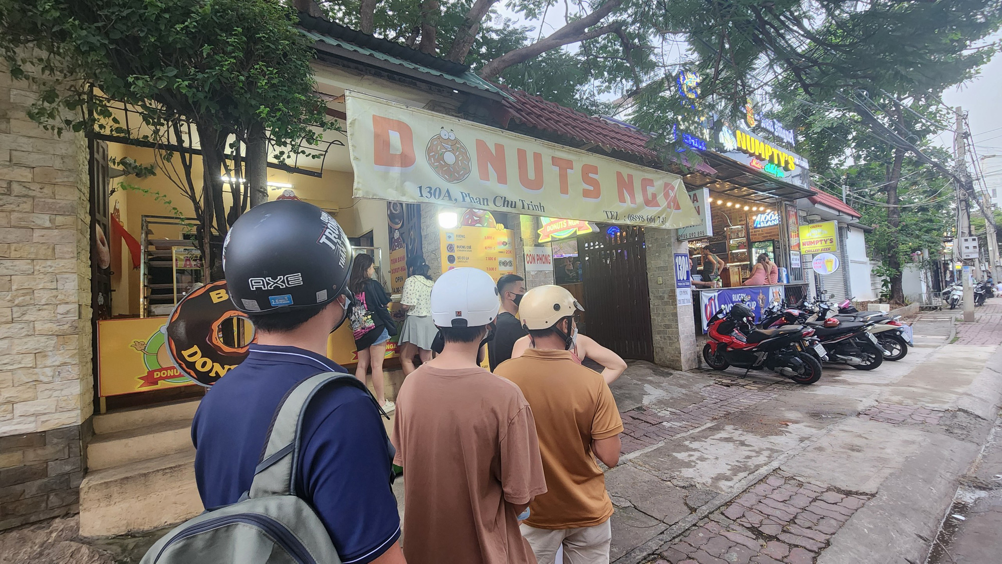 Cặp đôi Nga mở tiệm bánh donut ở Vũng Tàu, bán cả ngàn cái mỗi ngày - Tuổi Trẻ Online