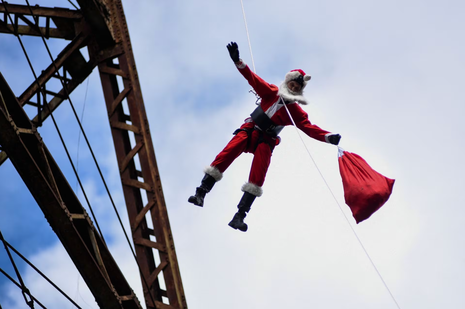 Ông già Noel cưỡi xe máy, lên rừng xuống bể phát quà Giáng sinh - Tuổi ...