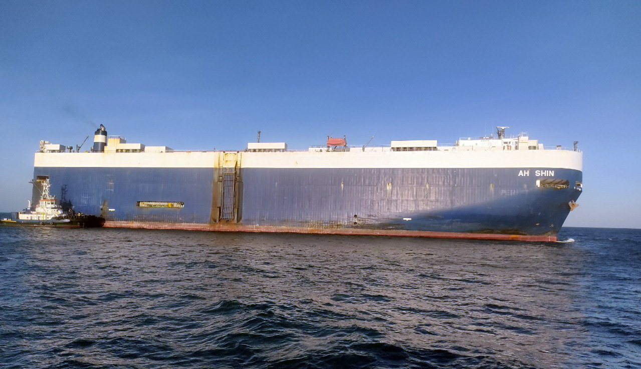 Nhìn không ra ô tô bị cháy của 8 tầng chứa trên tàu Ah Shin - Tuổi Trẻ ...