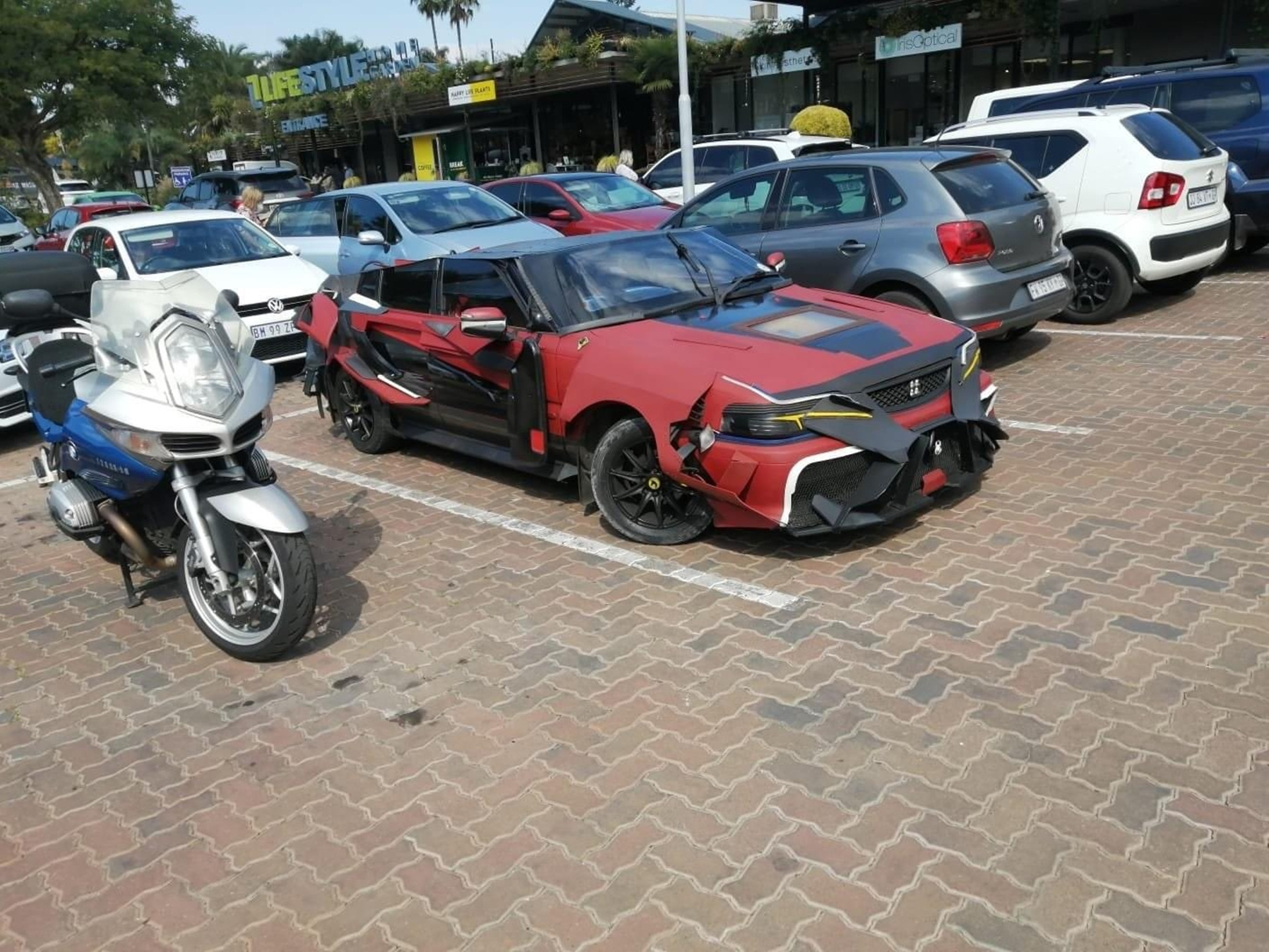 Chàng trai 26 tuổi độ Toyota Corolla thành Transformers gây sốt mạng xã ...