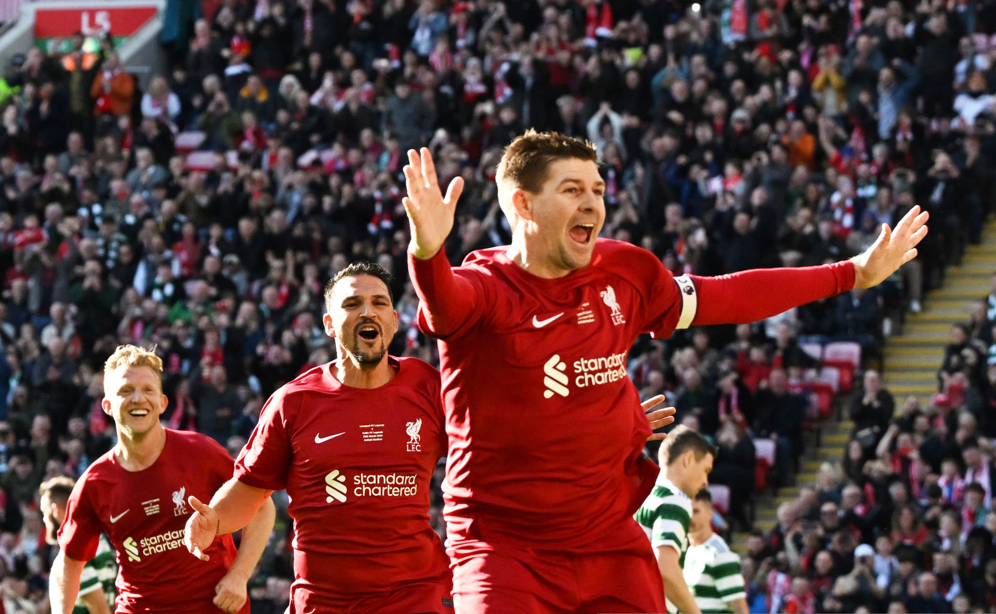 Đá từ thiện, Steven Gerrard nhận ‘mưa’ chai lọ - Tuổi Trẻ Online