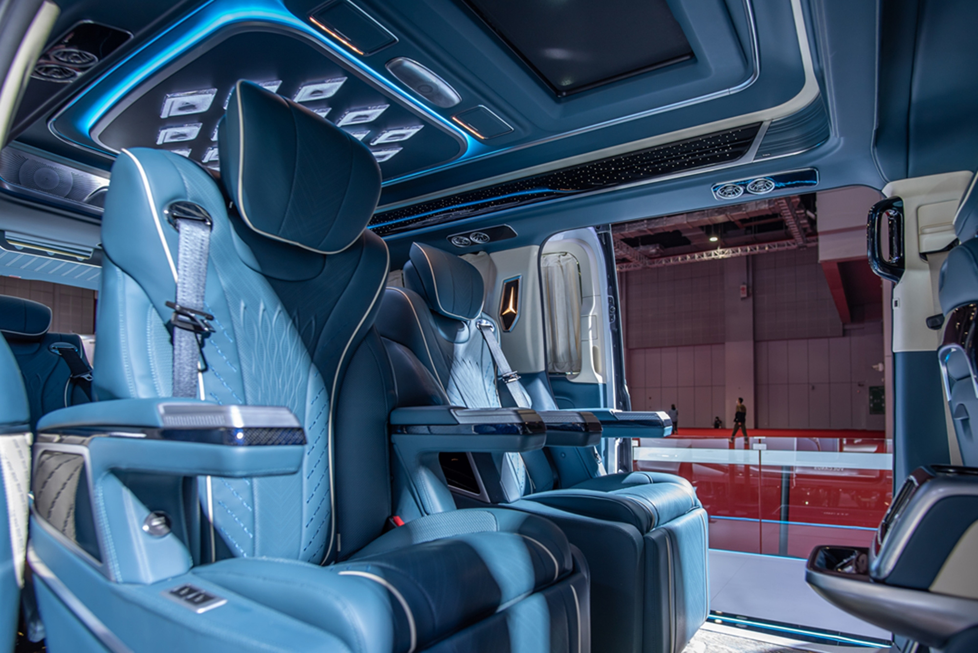 'Mercedes-Maybach' bản van cho triệu phú: Màn hình khổng lồ, ghế như ...