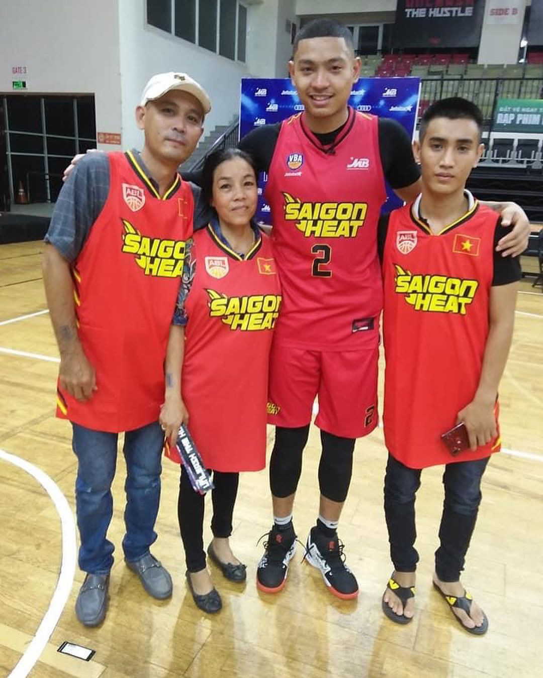 Cầu thủ gốc Việt Richard Nguyễn viếng người thân trước SEA Games - Tuổi ...