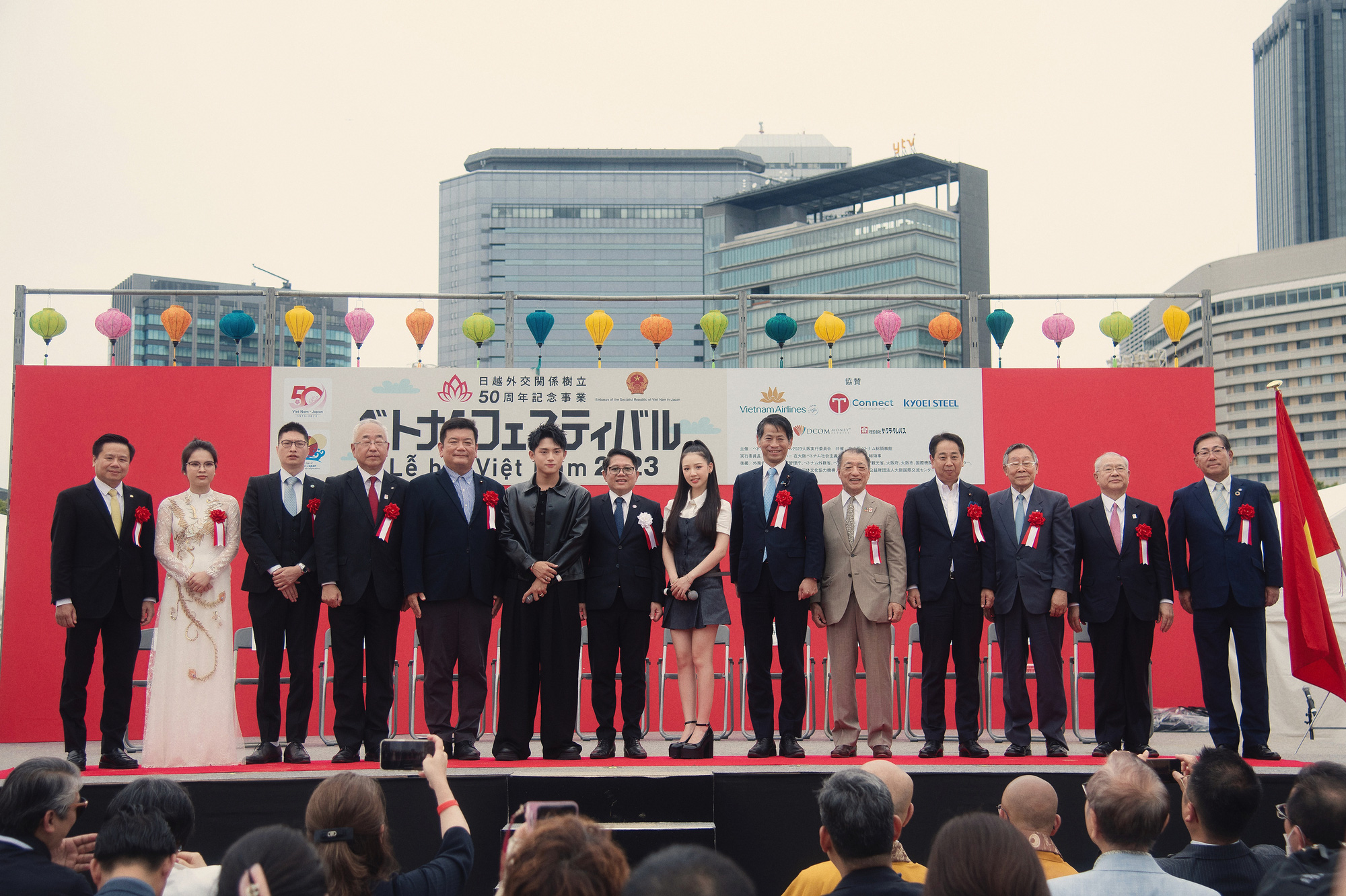 Amee và Grey D được khán giả Nhật tặng quà và thư tay