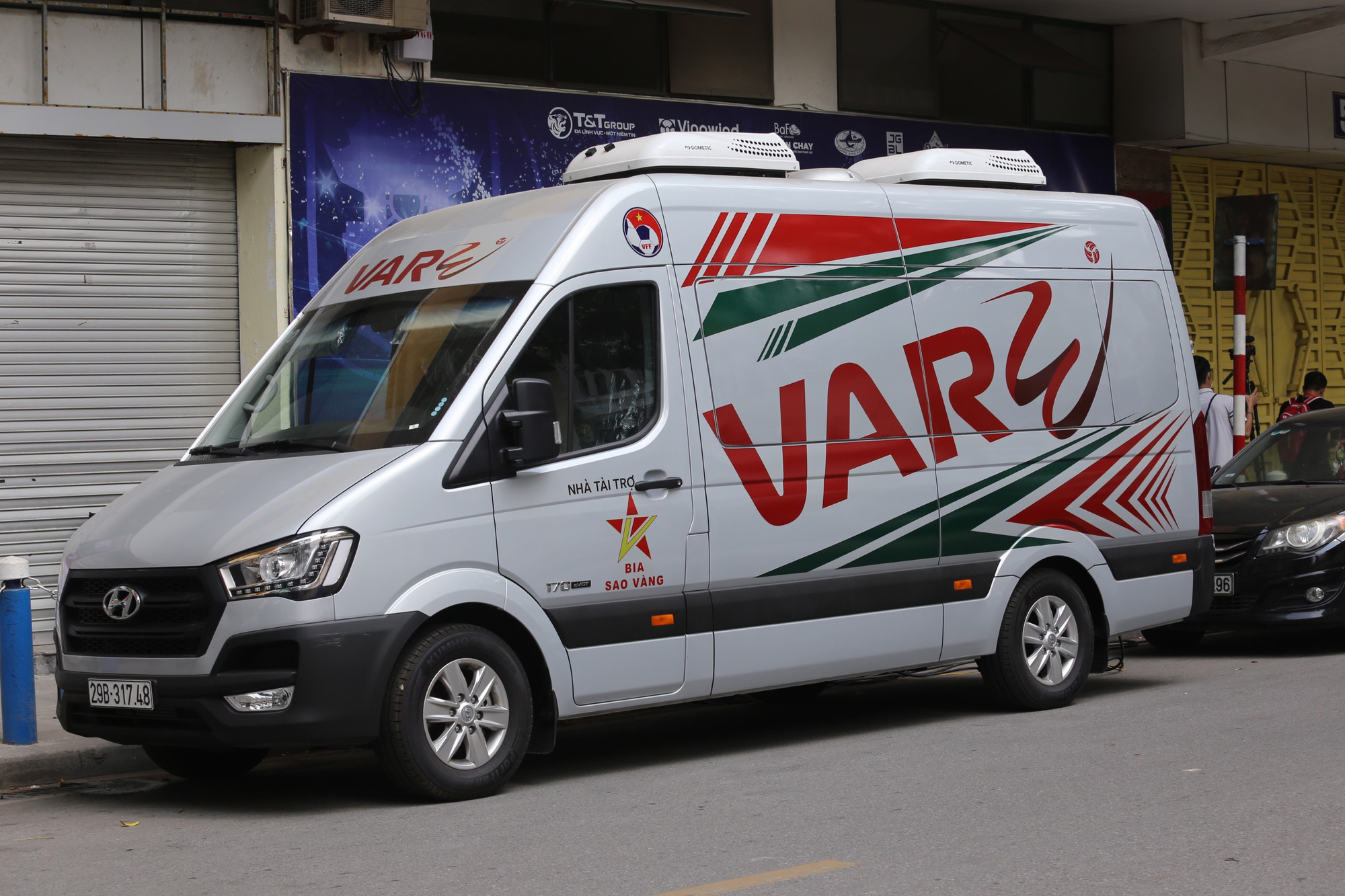Công nghệ VAR tất bật di chuyển ở vòng 7 V-League 2024 - 2025 - Tuổi ...