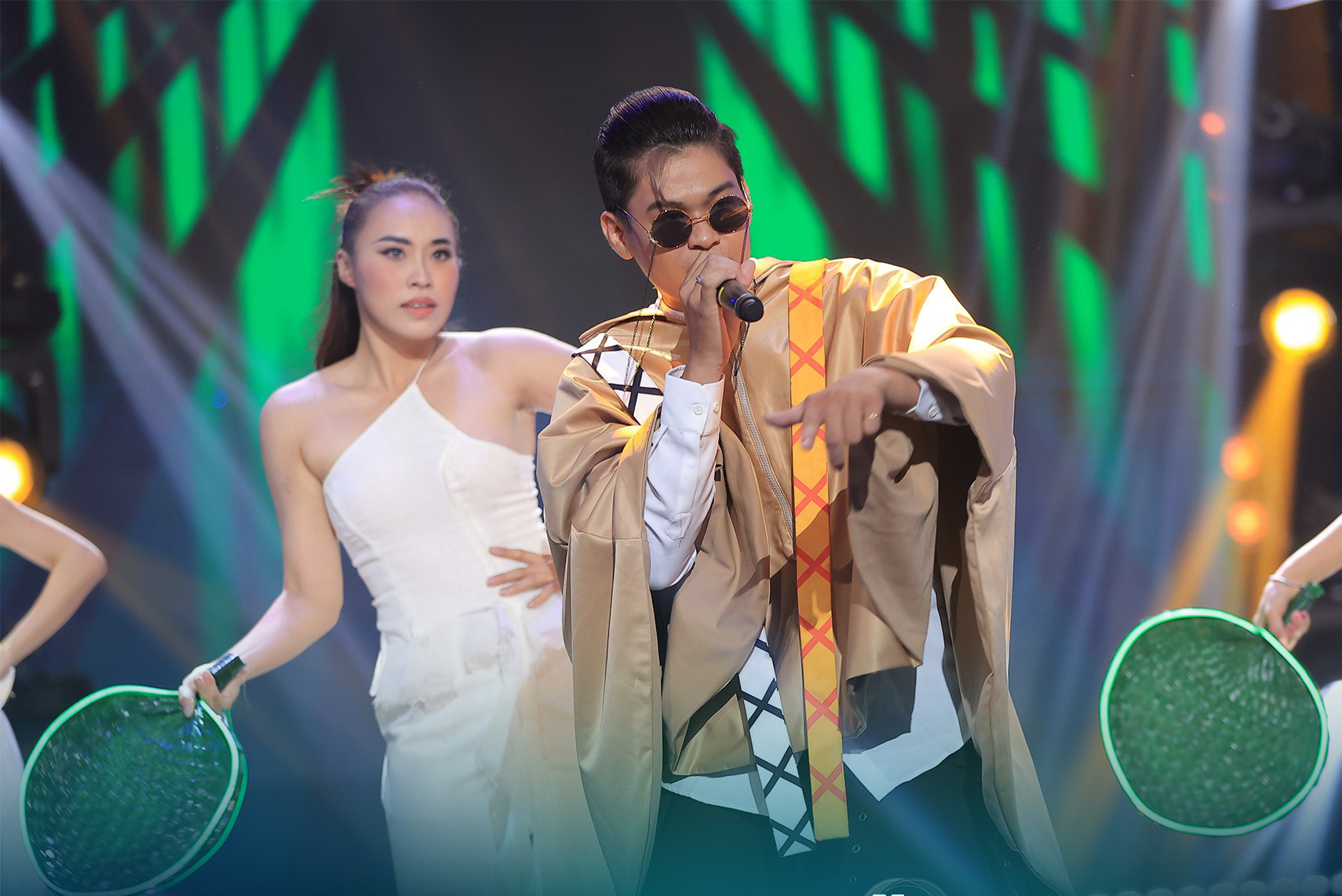 Xúc động hình ảnh mẹ trên sân khấu Rap Việt - Tuổi Trẻ Online