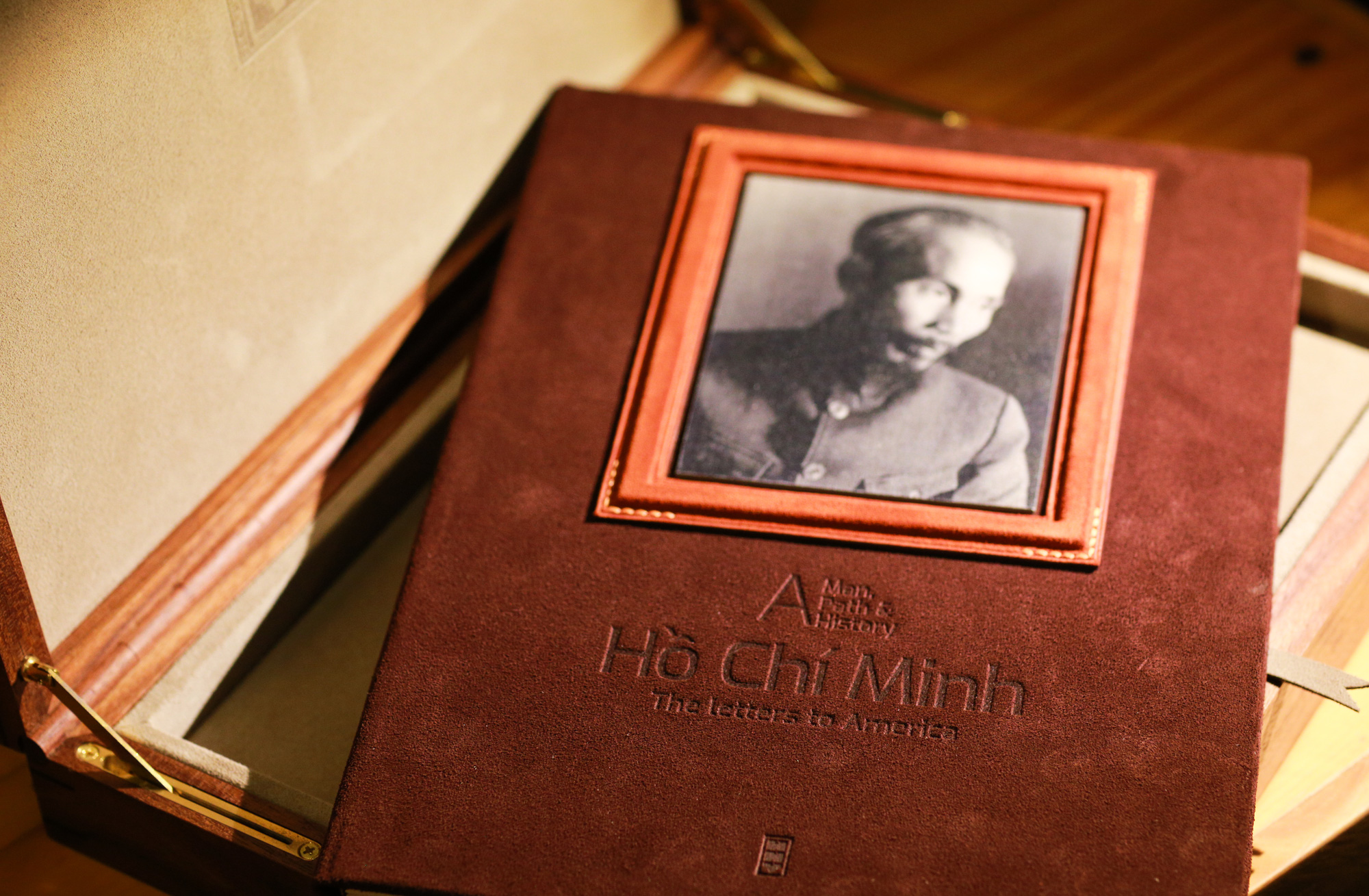 Cuốn sách độc đáo được Chủ tịch nước Võ Văn Thưởng làm quà tặng Tổng ...