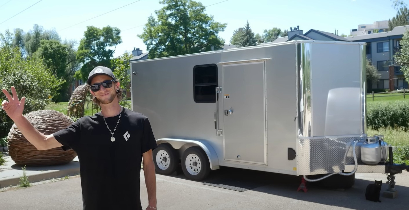 Nhà di động gây kinh ngạc với hai mặt trái ngược: Bề ngoài nhàm chán ...