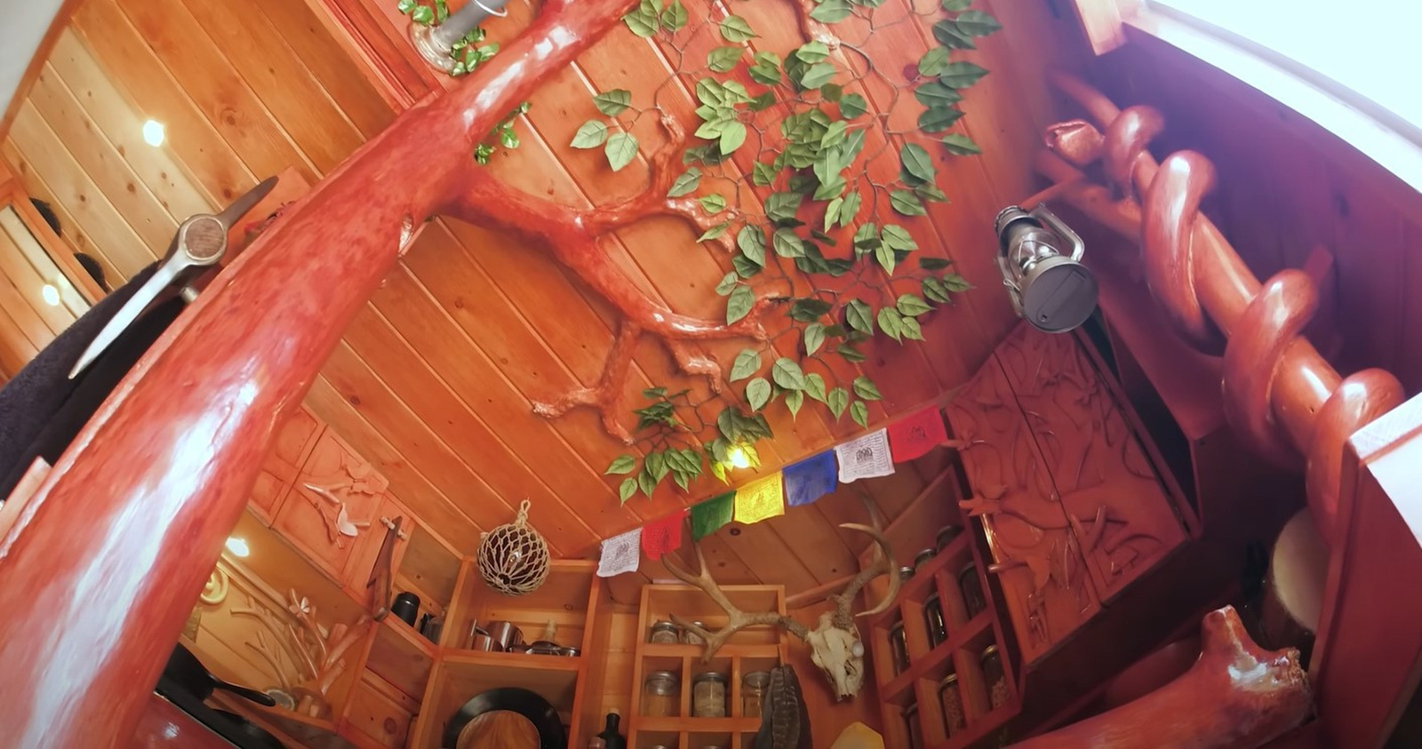 Nhà di động gây kinh ngạc với hai mặt trái ngược: Bề ngoài nhàm chán ...