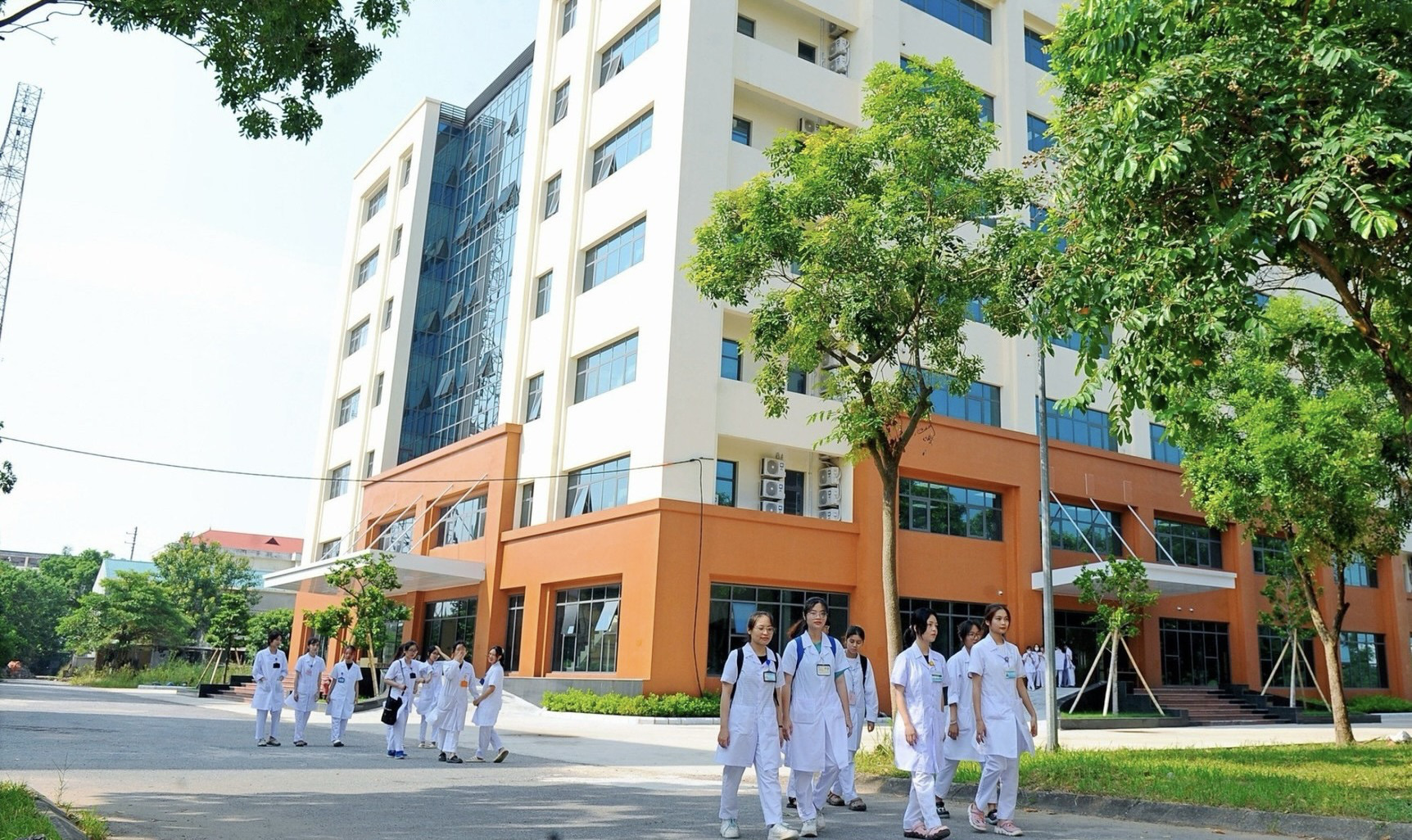 Tân sinh viên nhập học xong, trường đại học bất ngờ tăng học phí - Tuổi ...