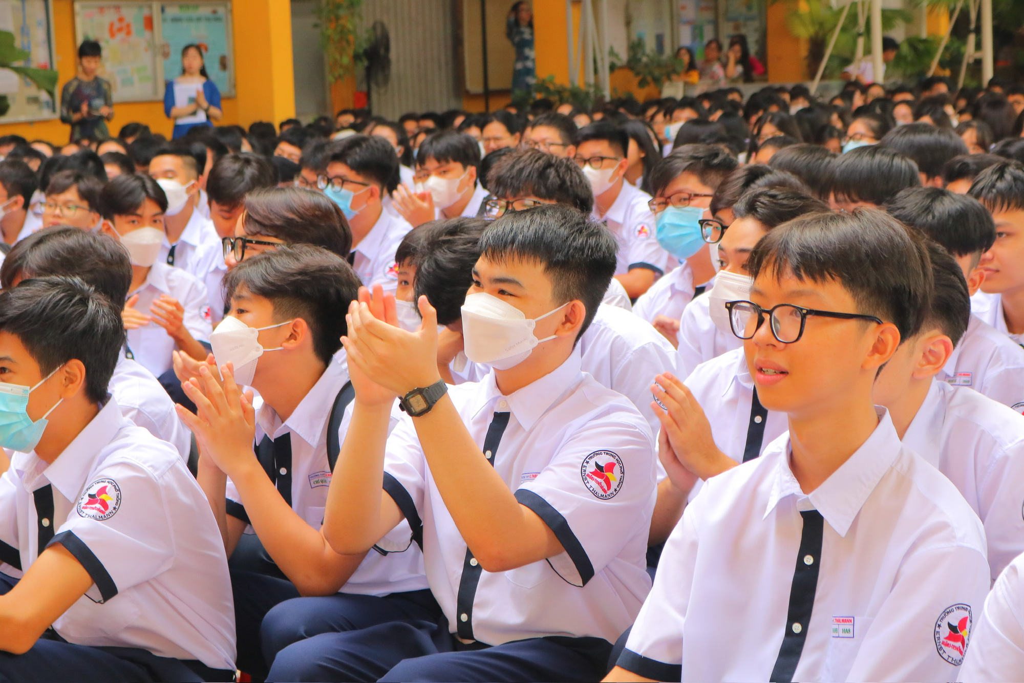 Chất như thầy cô Ten Lơ Man: cosplay học sinh, hát nhảy tưng bừng trong lễ khai giảng