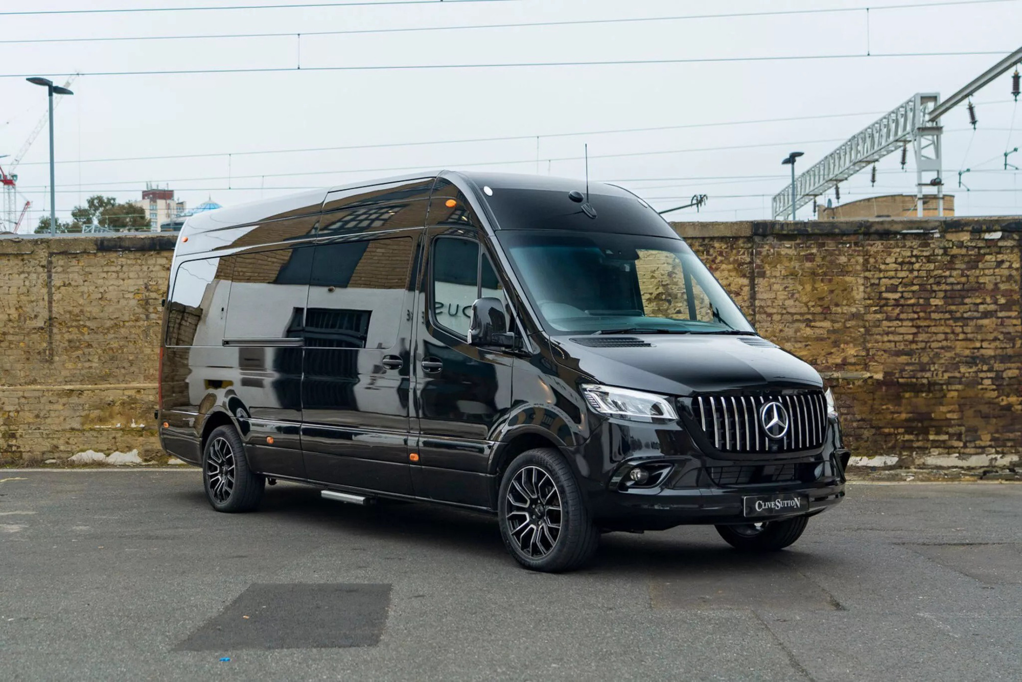 Mercedes-Benz Sprinter siêu sang, giá ngang Bentley Flying Spur nhưng ...