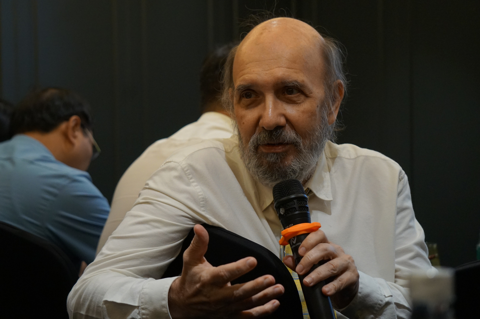 Suốt ngày mạng xã hội, đó là lối sống quá ngốc nghếch - Tuổi Trẻ Online