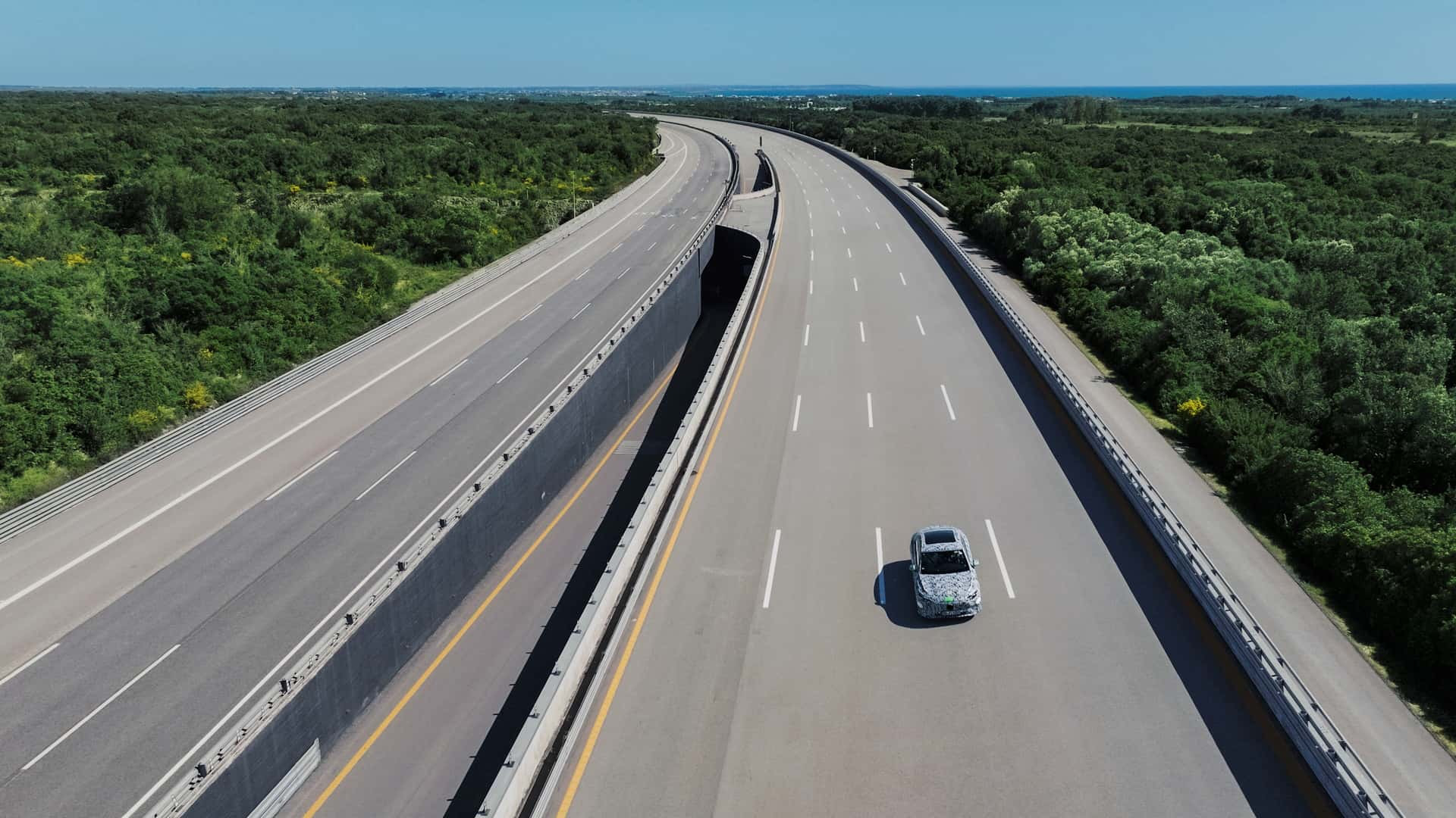 Xe điện Mercedes-Benz lập kỷ lục chạy 3.700km trong 24 giờ tính cả chờ sạc: Đủ khứ hồi Hà Nội-TP ...