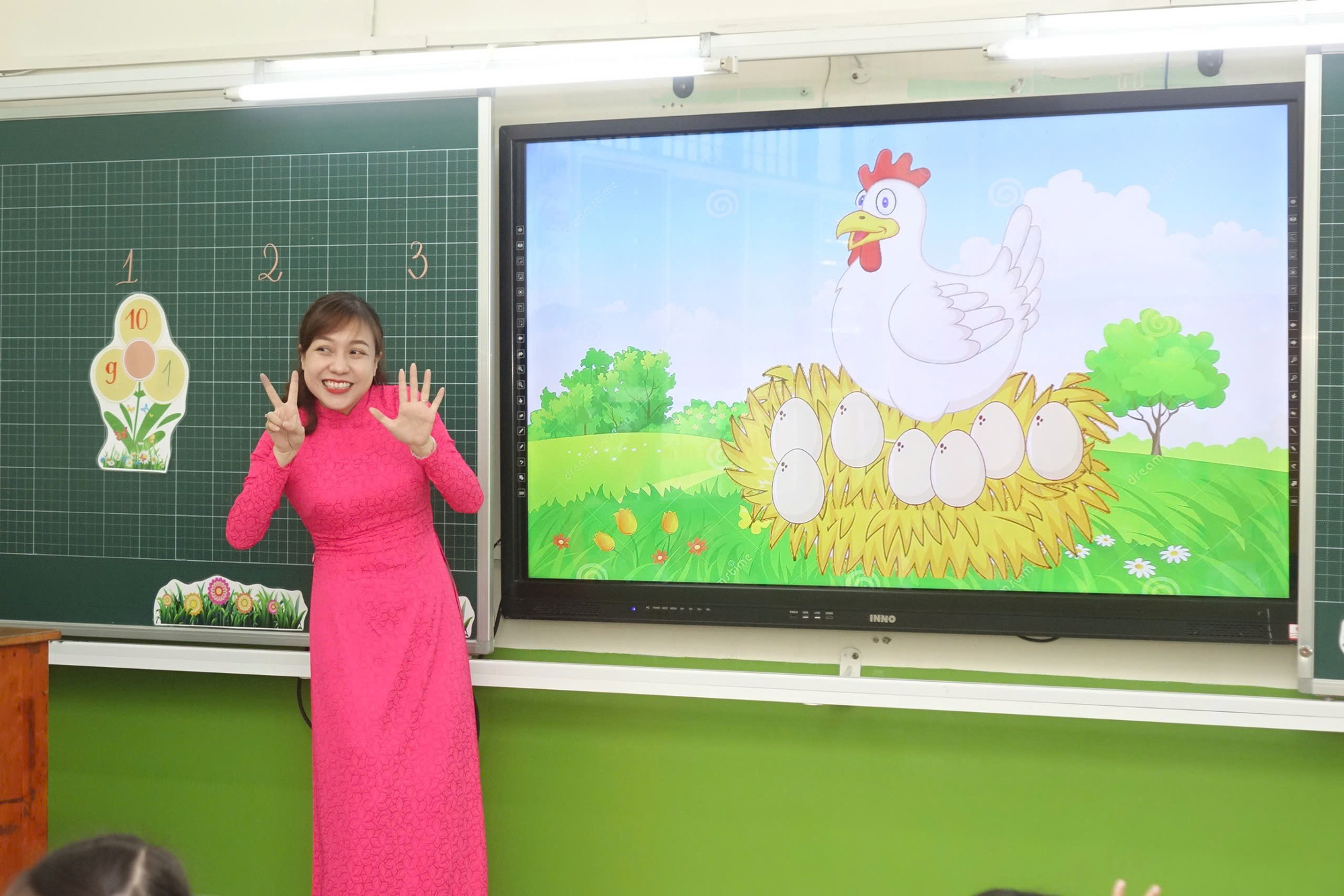 Cô giáo lớp 1 dạy học bằng... rap - Tuổi Trẻ Online