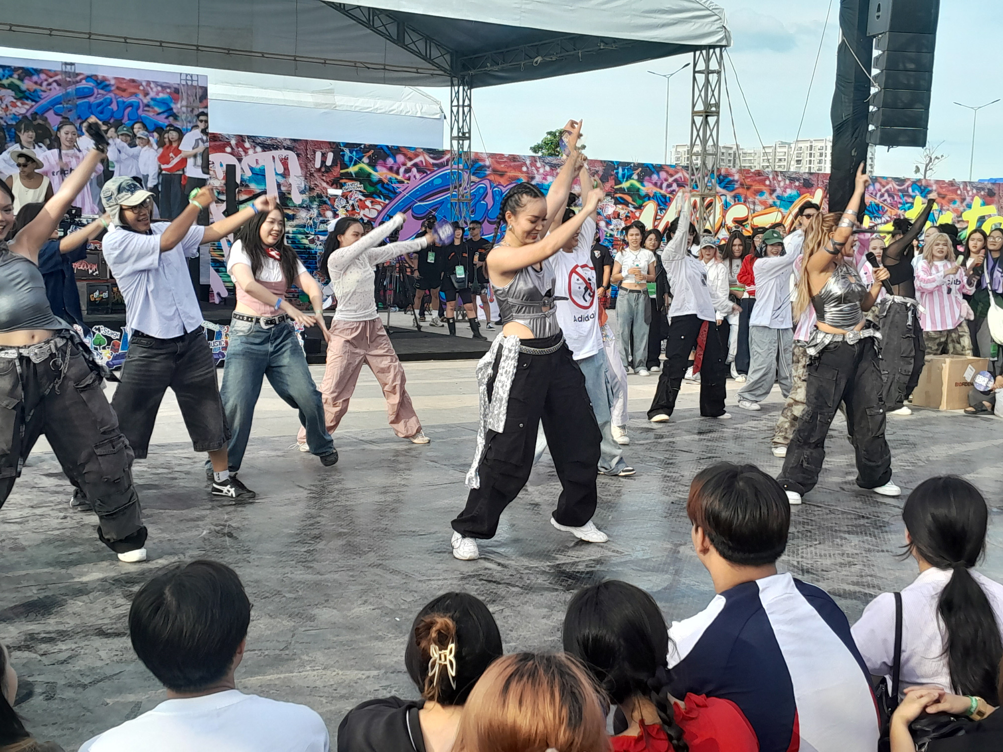 Bạn trẻ 'quẩy' random dance tưng bừng tại GENfest 2024