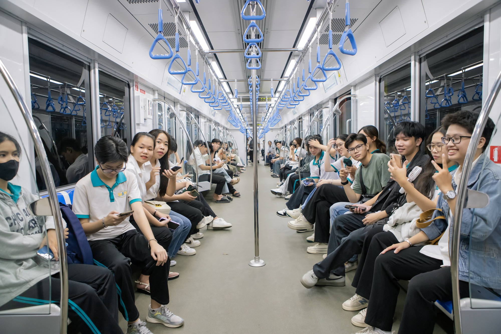 Sinh viên đến ga Metro gần nhất bằng tuyến xe buýt nào?