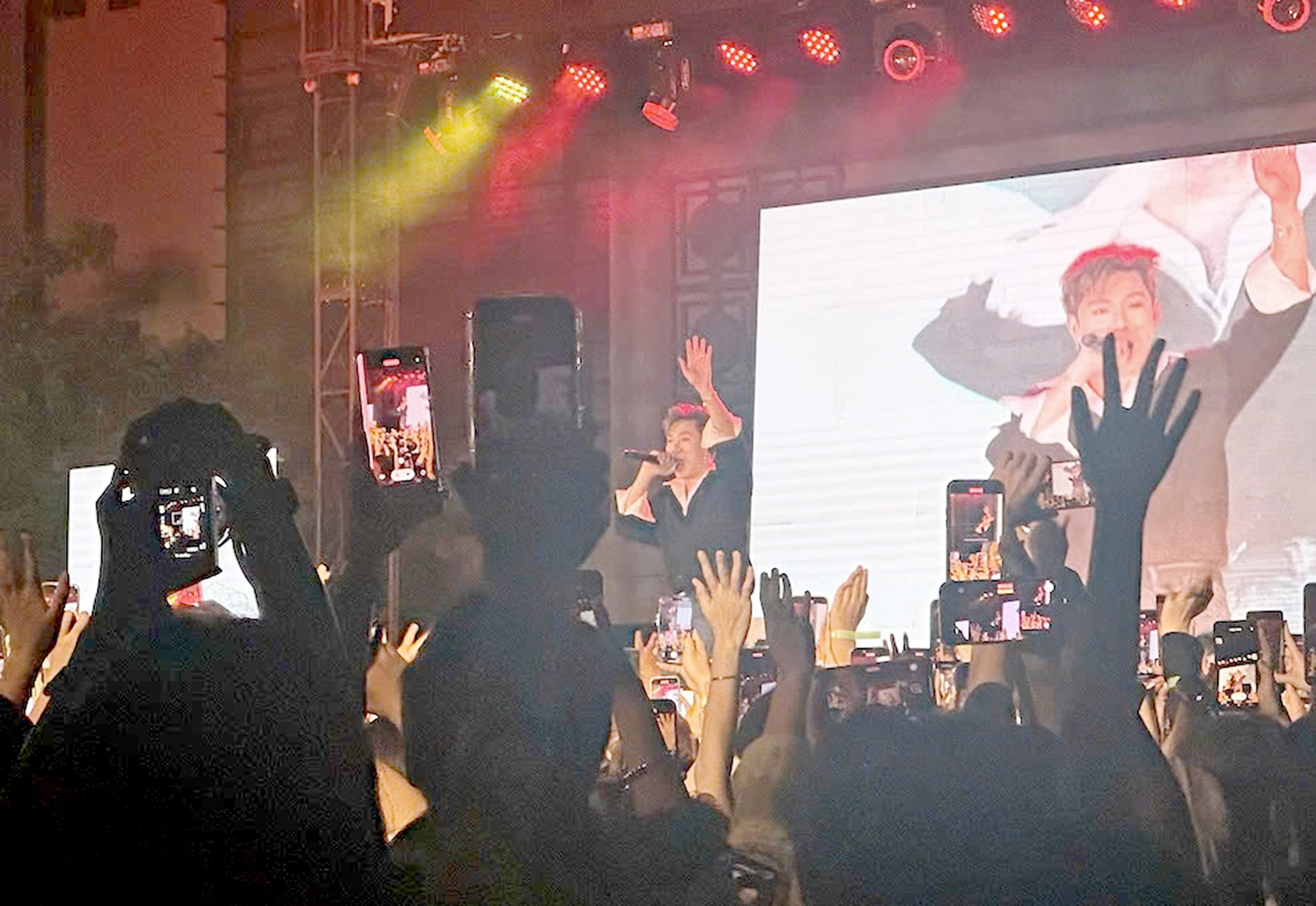 Bất ngờ học sinh tự tổ chức đêm nhạc toàn 'sao' - Tuổi Trẻ Online