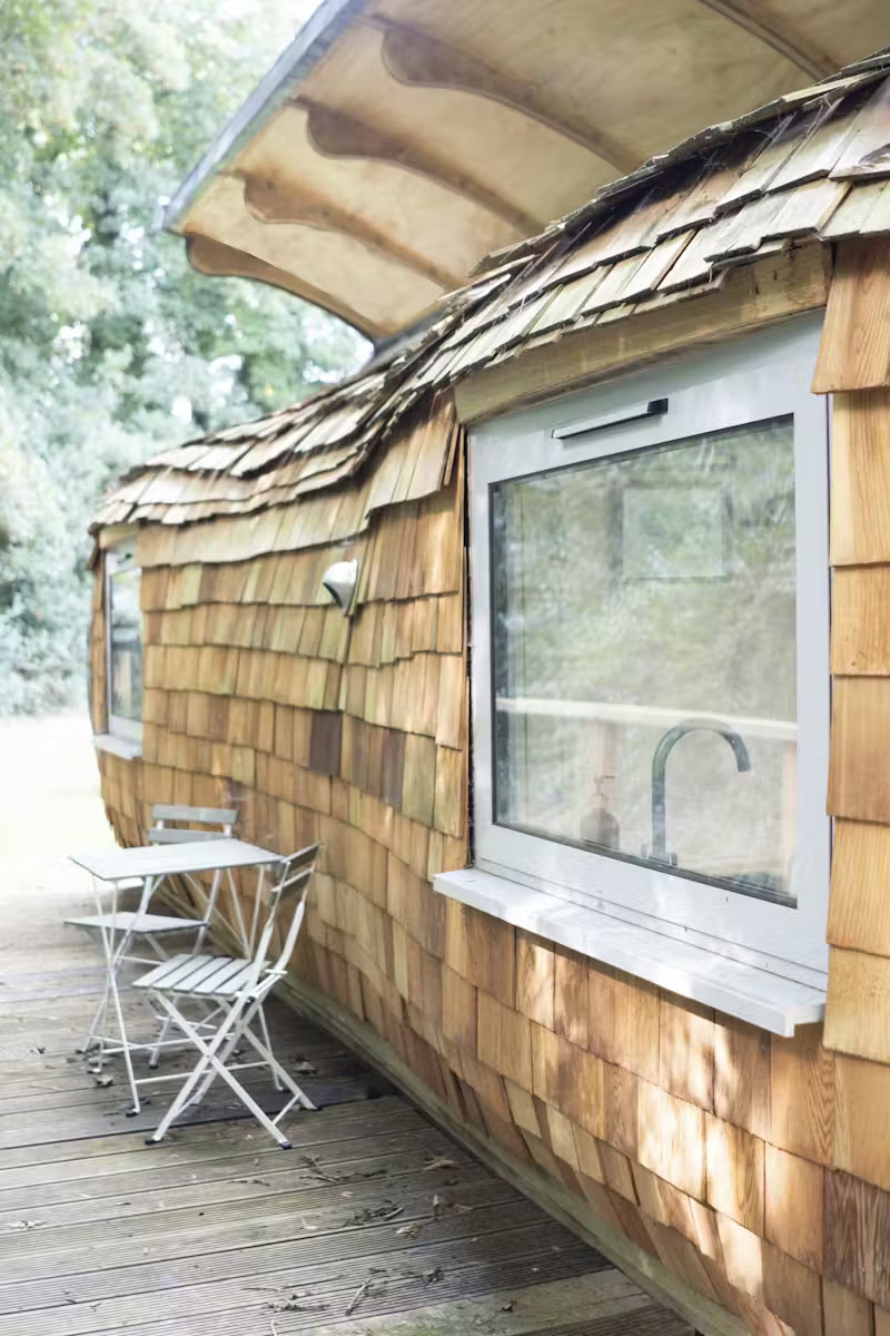 Khám phá căn nhà gỗ giống như cái kén rộng 24m² ở Anh - Tuổi Trẻ Online