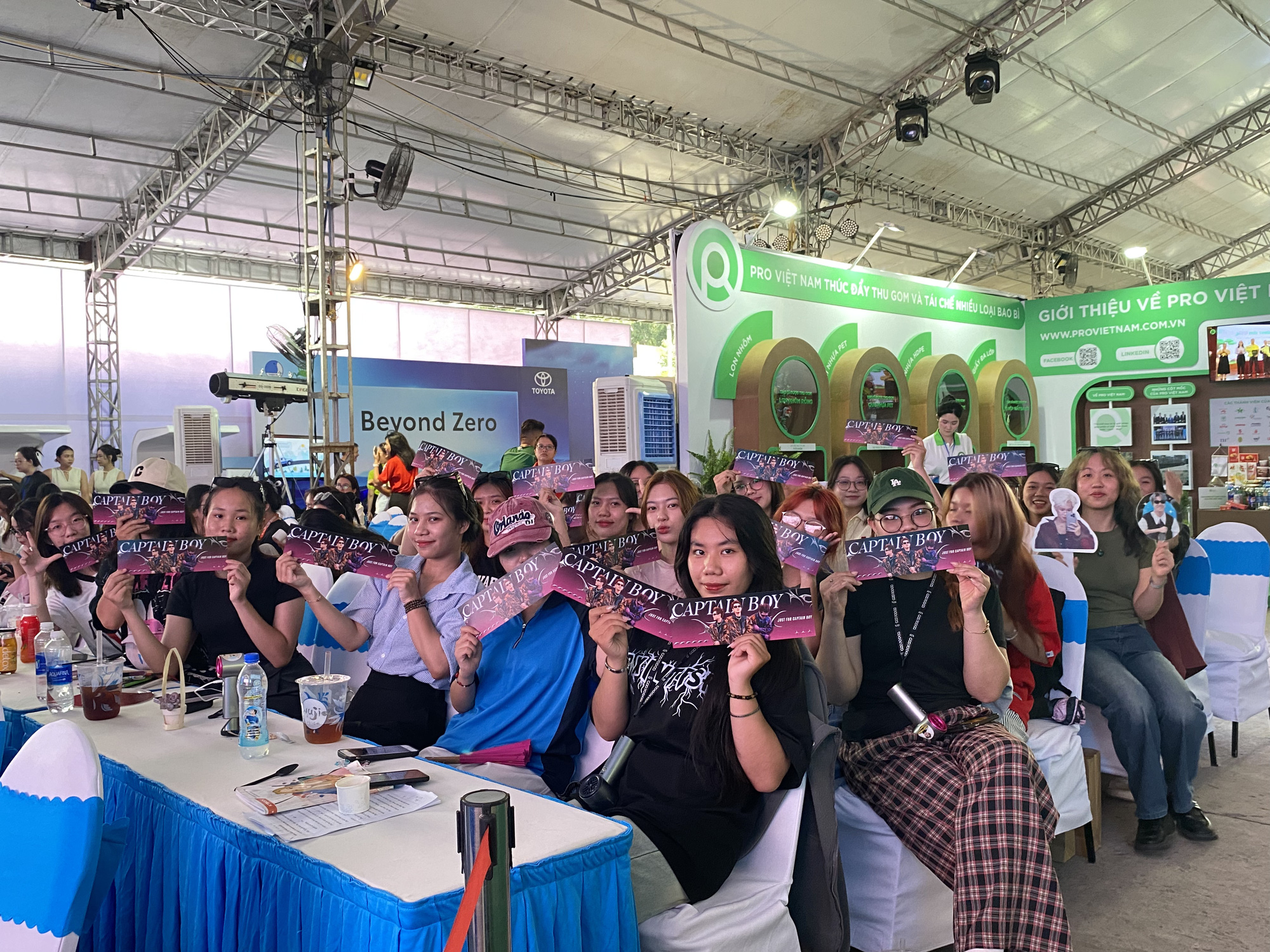 Fandom rapper Captain Boy check-in tại Ngày hội Việt Nam Xanh