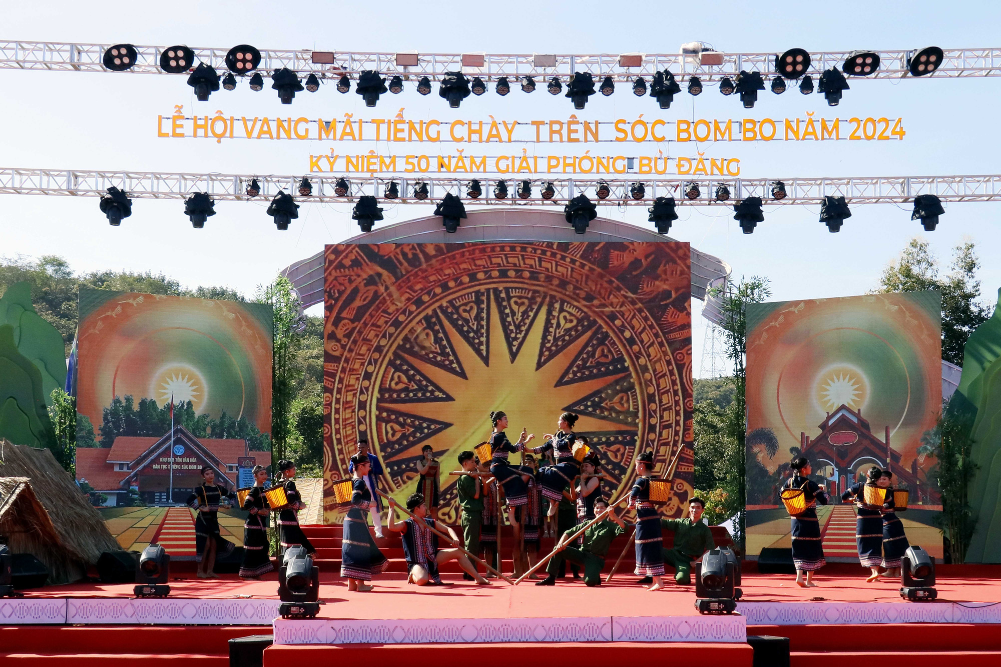 Khai hội Vang mãi tiếng chày trên sóc Bom Bo - Tuổi Trẻ Online