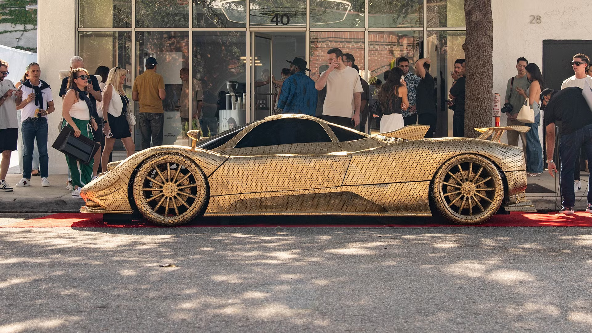 Pagani Zonda triệu USD phiên bản 'bình dân' chế tác từ 100.000 đồng xu ...