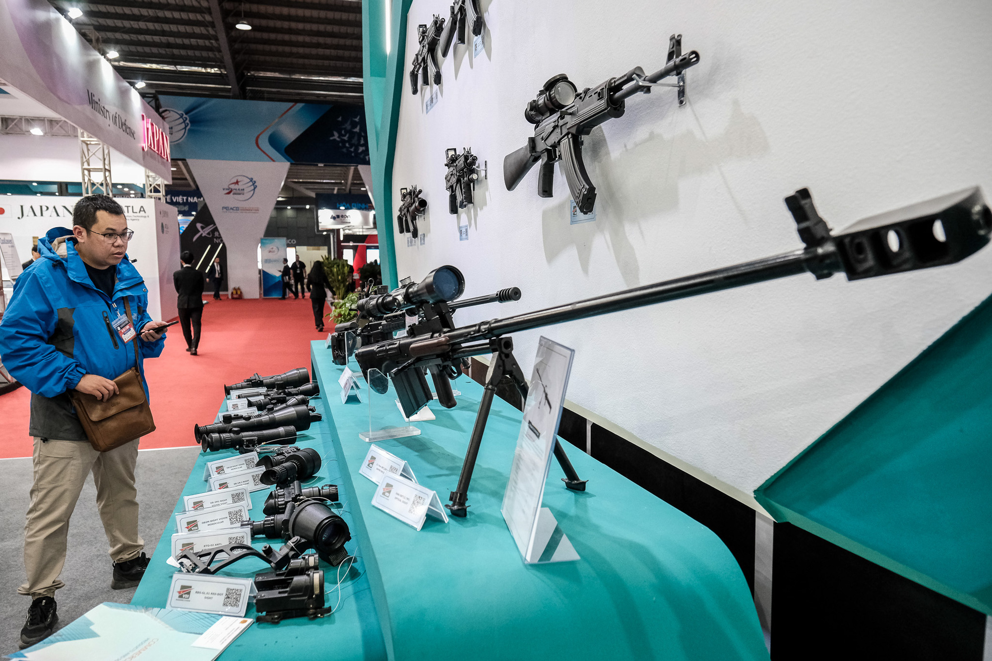 Những vũ khí, xe tăng, UAV lần đầu xuất hiện ở triển lãm quốc phòng ...