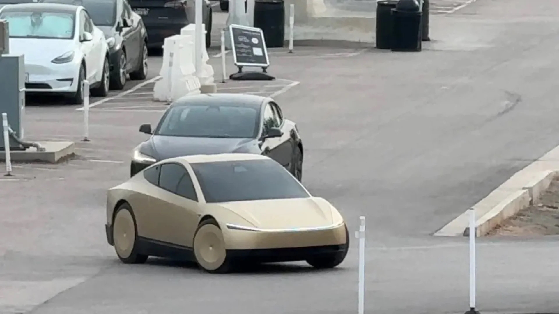 'Taxi tự lái' Tesla Cybercab điều khiển bằng thiết bị như tay cầm chơi ...