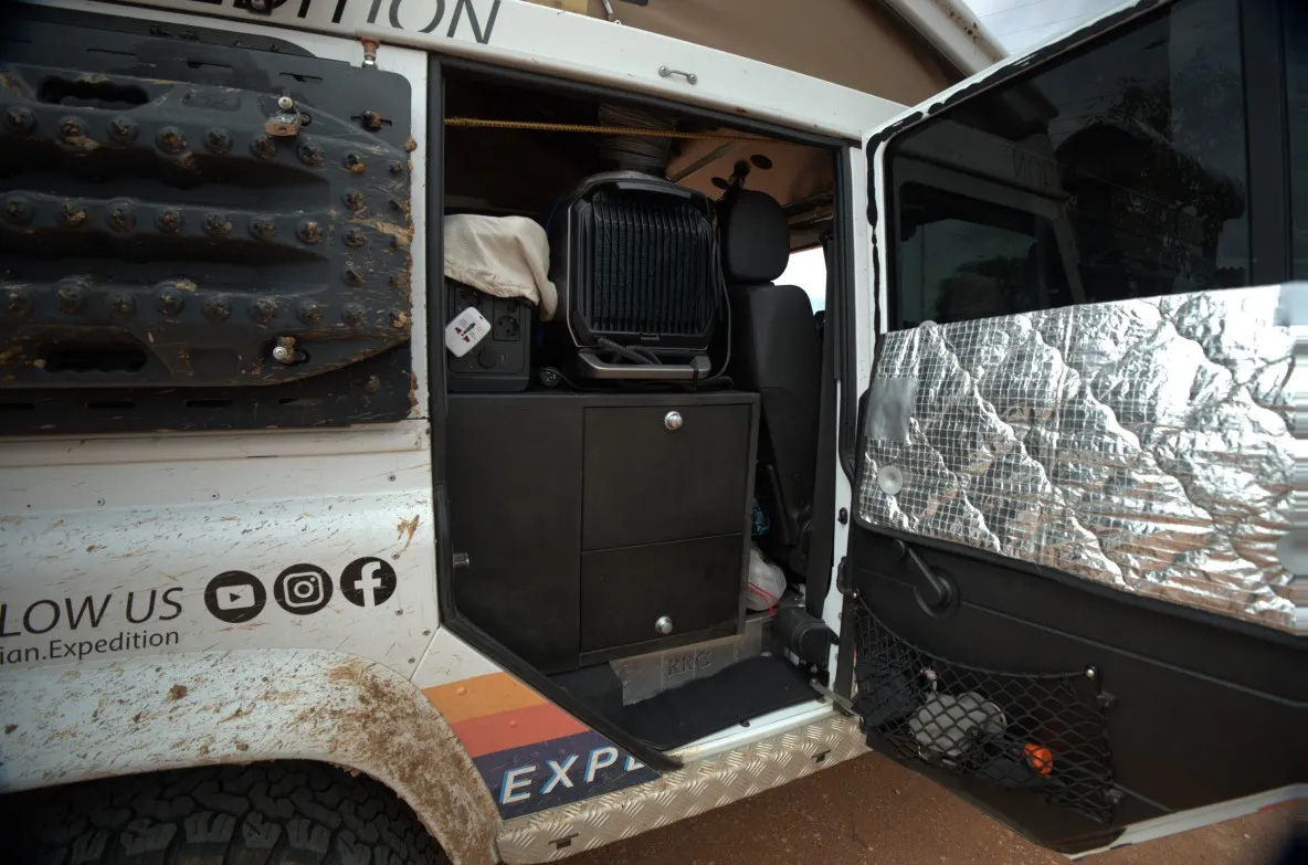 Sống trong Land Rover Defender: Không giường, không nhà tắm nhưng ...