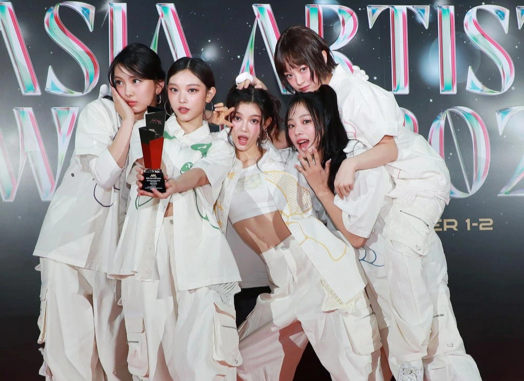 NewJeans xuất hiện sau loạt ồn ào, Byeon Woo Seok bội thu giải thưởng AAA 2024 - Tuổi Trẻ Online