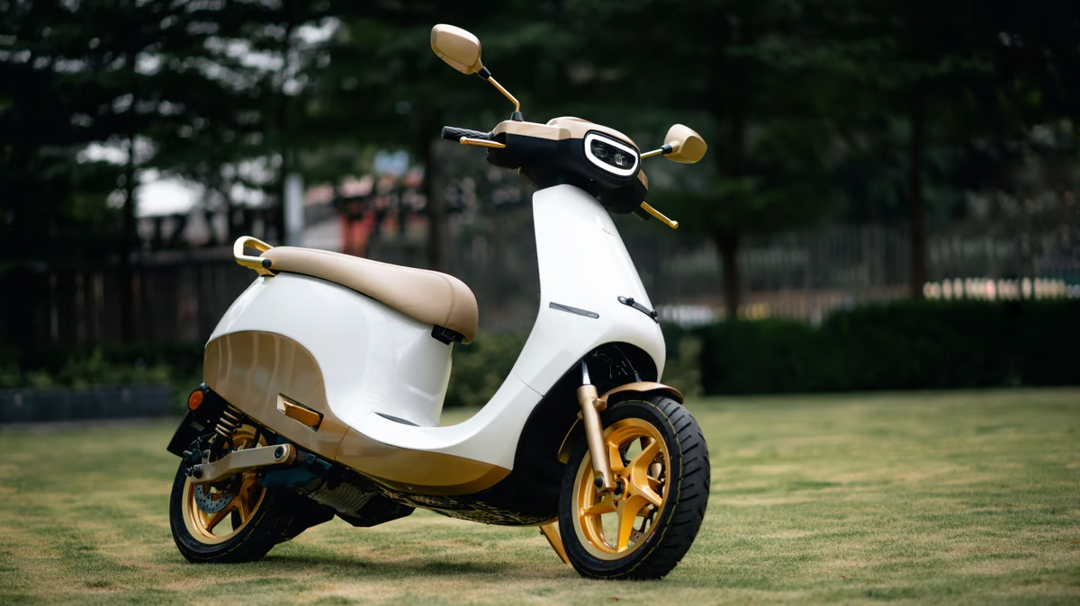 Xe máy điện đối thủ Honda Vision được dát vàng 24K, có tiền cũng không ...