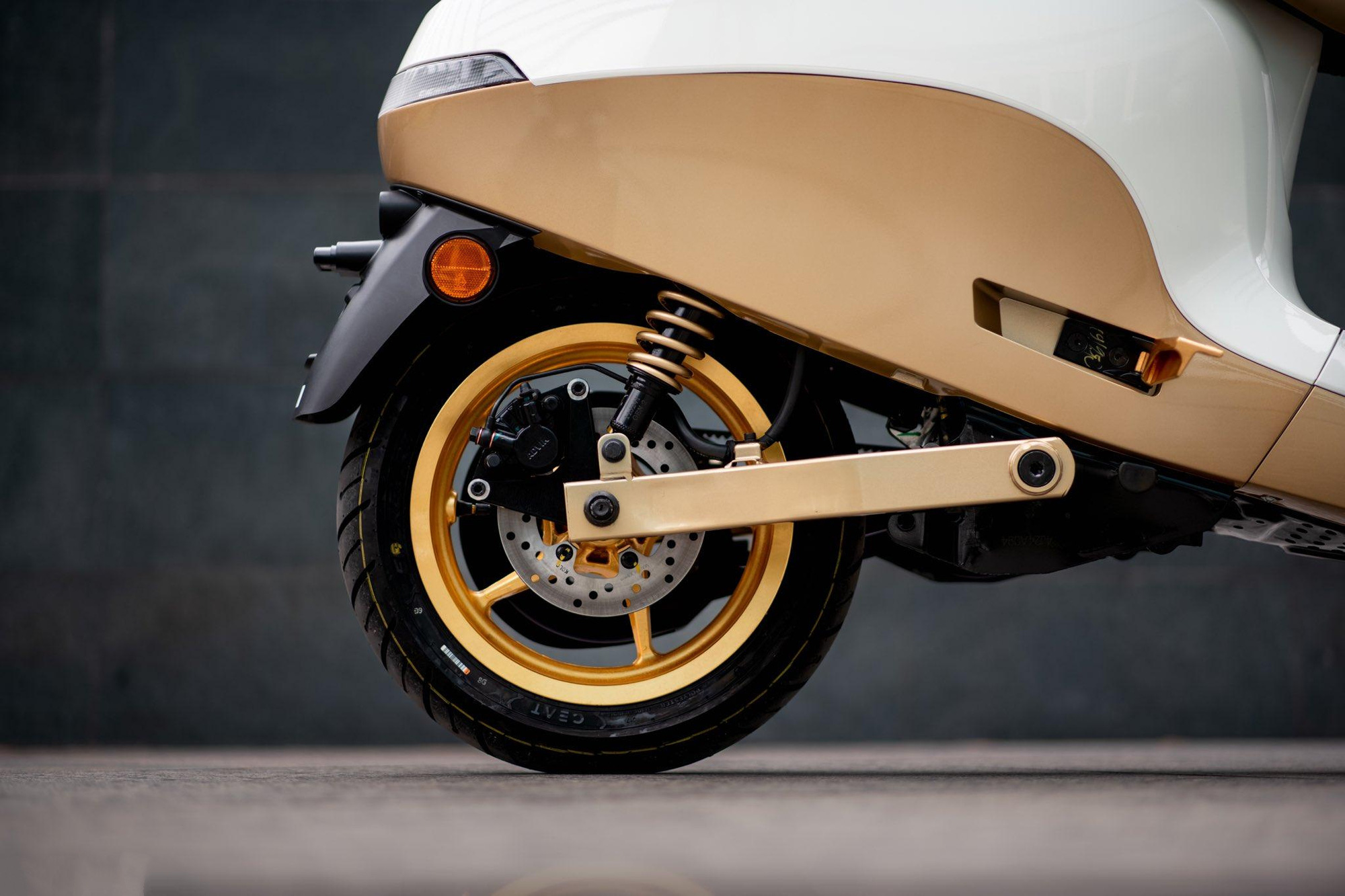 Xe máy điện đối thủ Honda Vision được dát vàng 24K, có tiền cũng không ...