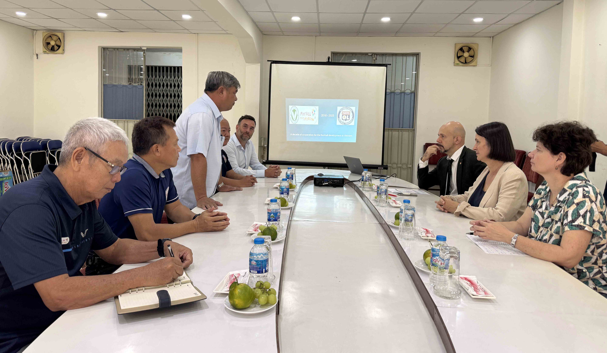 Tổng lãnh sự Pháp tìm hiểu bóng đá trẻ TP.HCM hợp tác với CLB Lyon ...