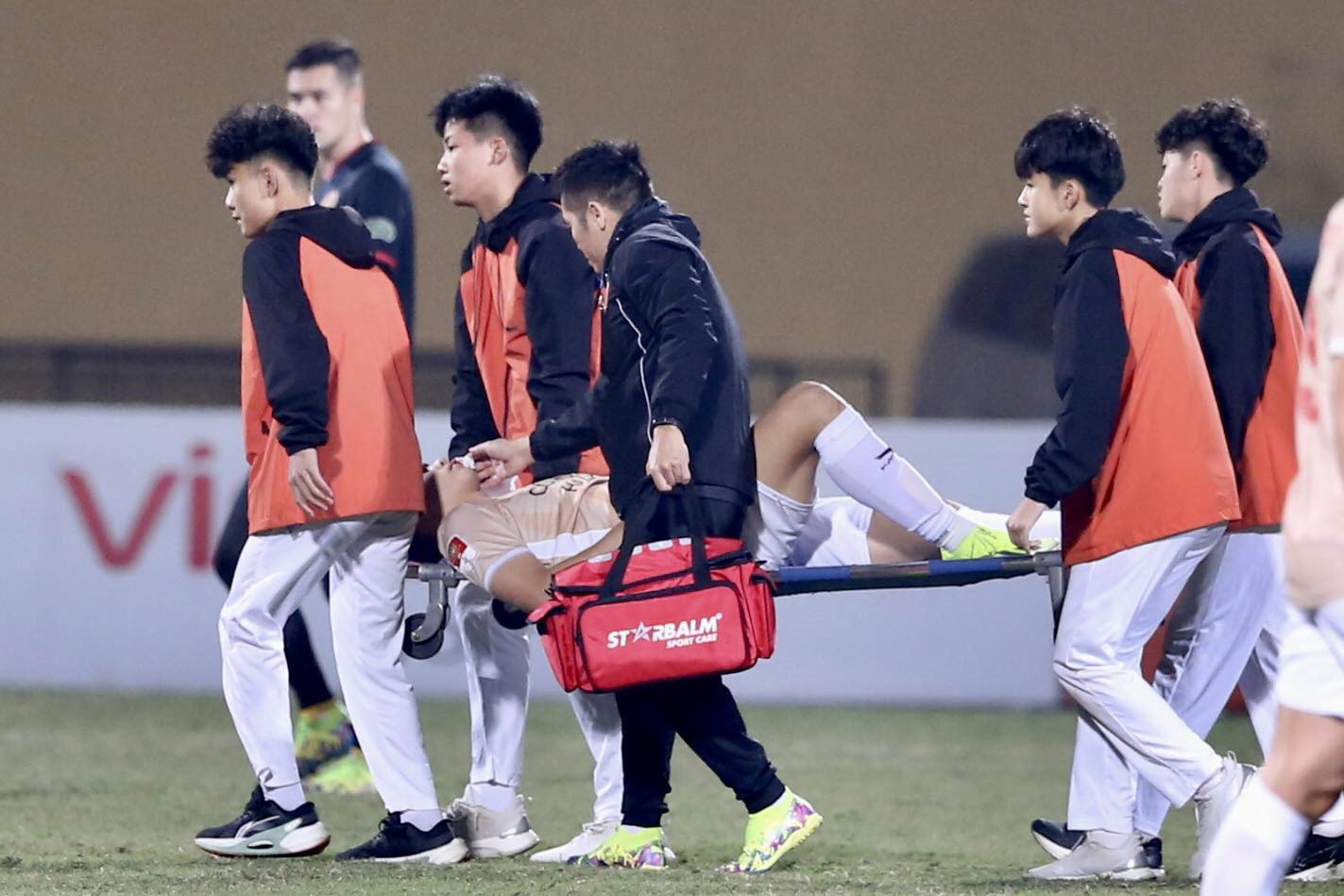 Bùi Hoàng Việt Anh rách môi phải khâu 24 mũi, khả năng vẫn lên tập ...