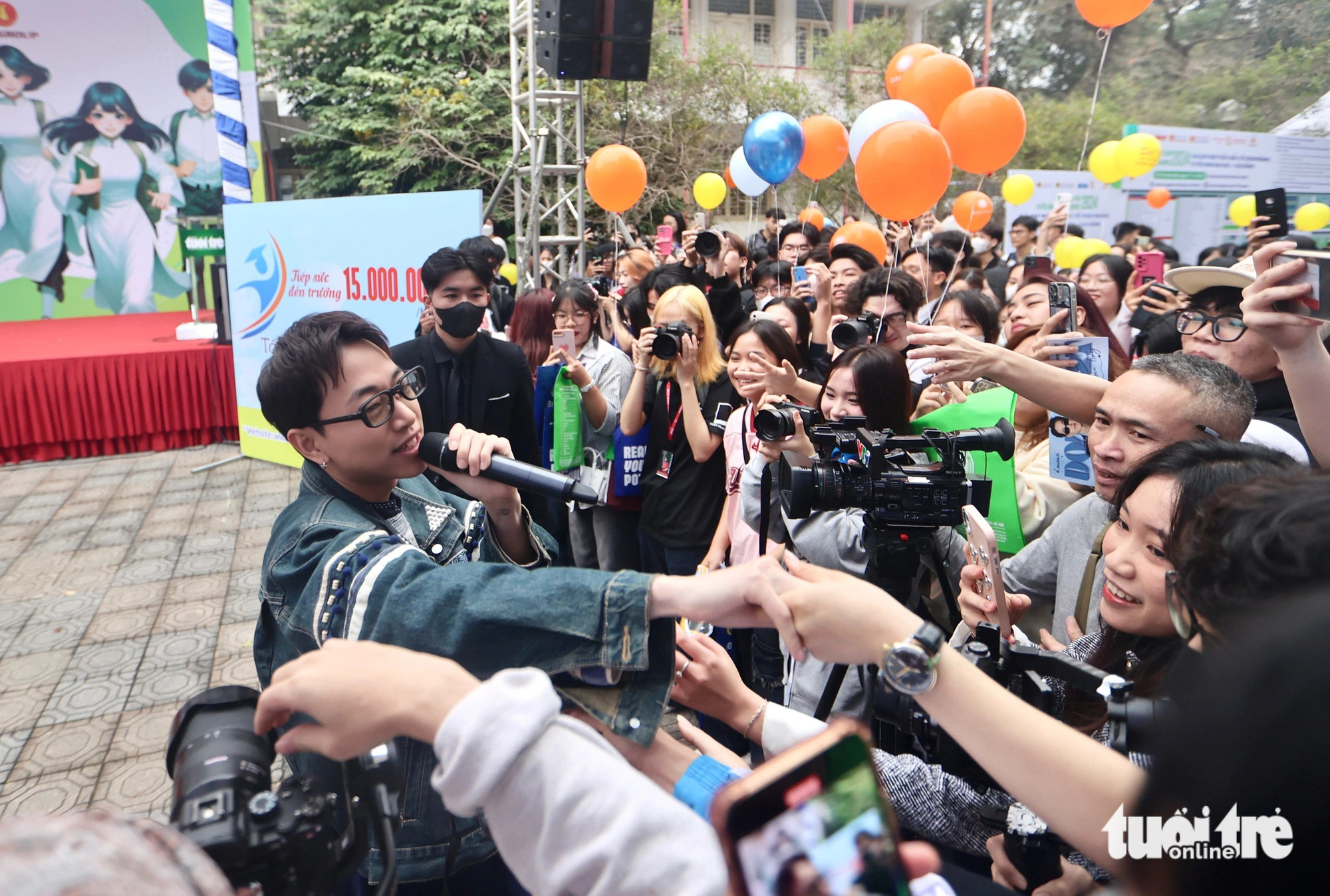 Rapper Double2T tạo không khí náo nhiệt với nhiều câu hỏi vui