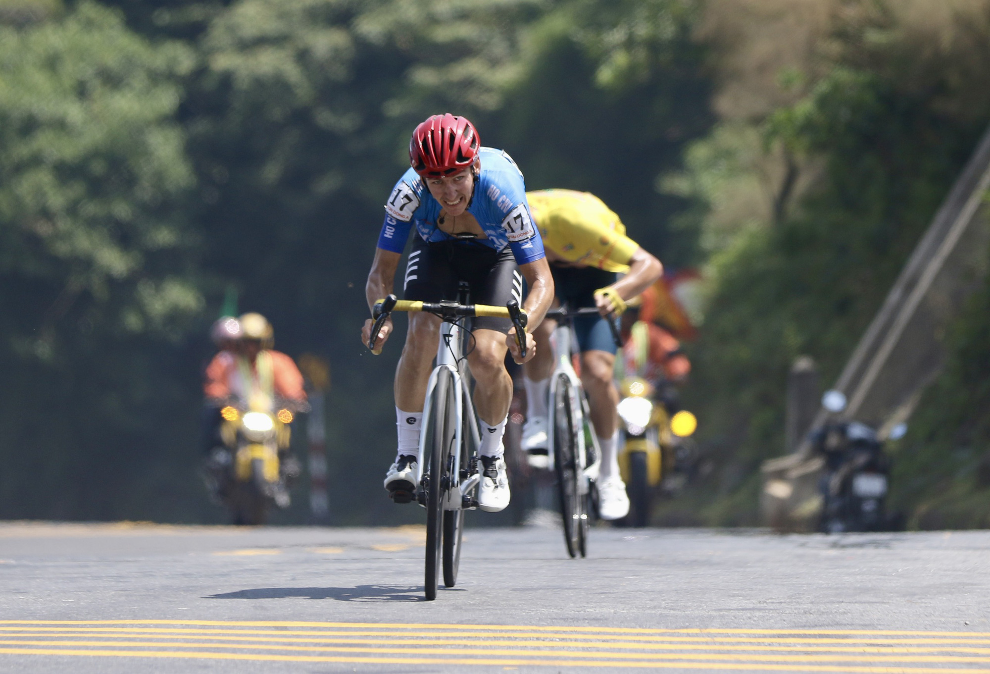 Igor Frolov đánh chiếm áo chấm bi đỏ trên đèo Hải Vân - Tuổi Trẻ Online