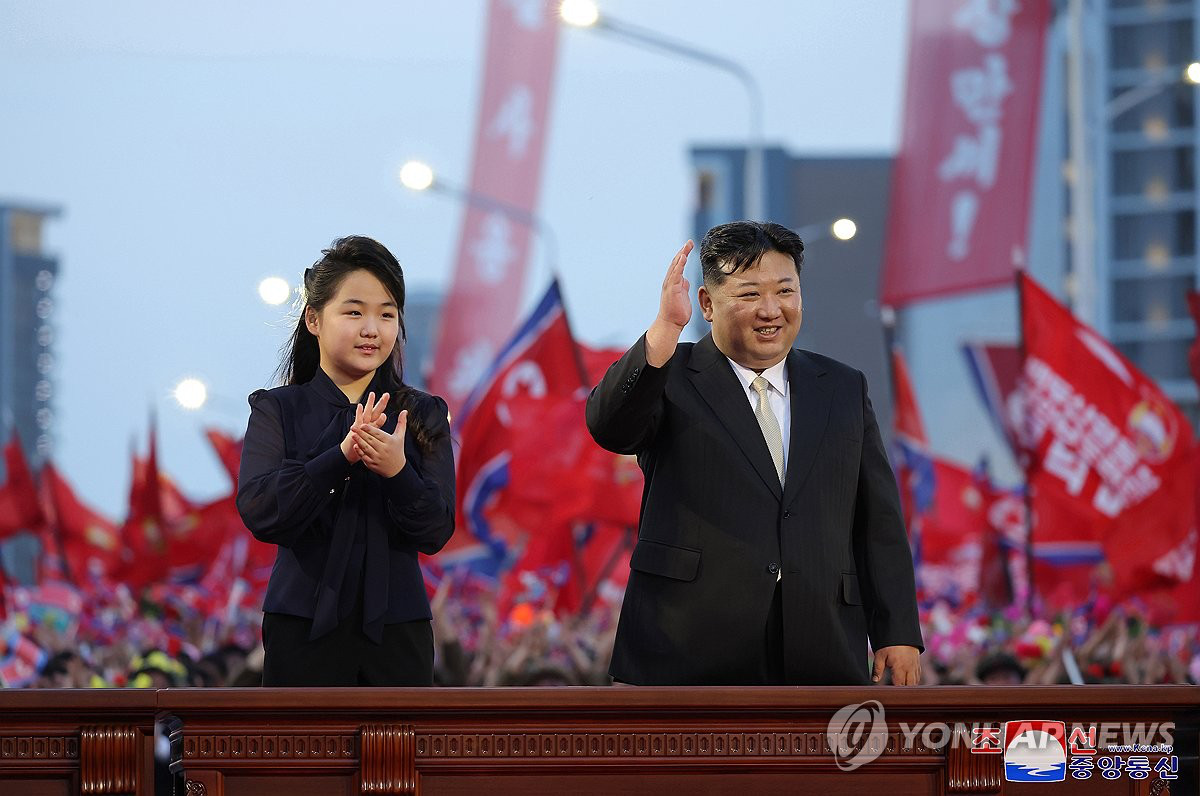 Ông Kim Jong Un xuất hiện cùng con gái nhỏ khánh thành đường ở Bình ...