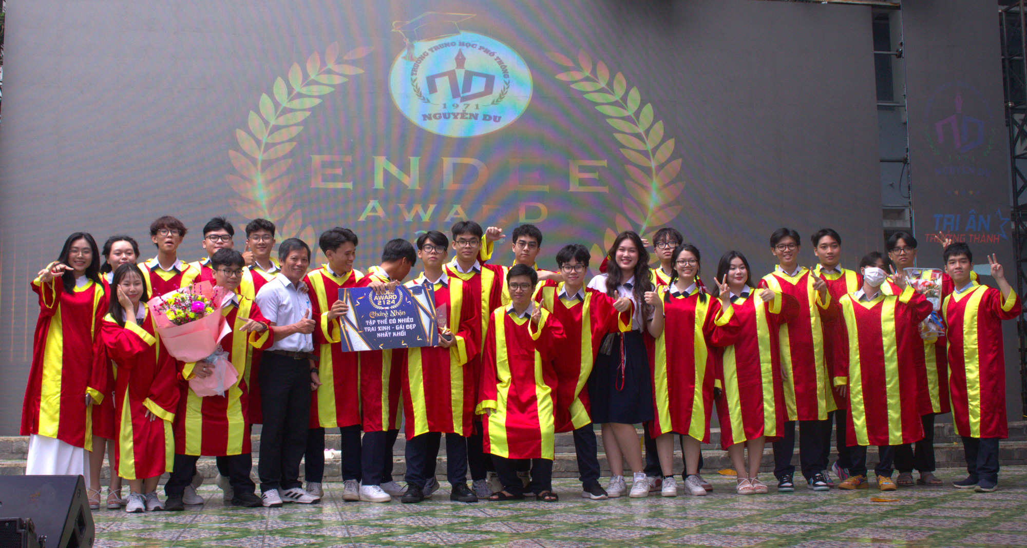 Lộ diện 12 chủ nhân Endee Award - giải thưởng độc lạ của Trường THPT ...
