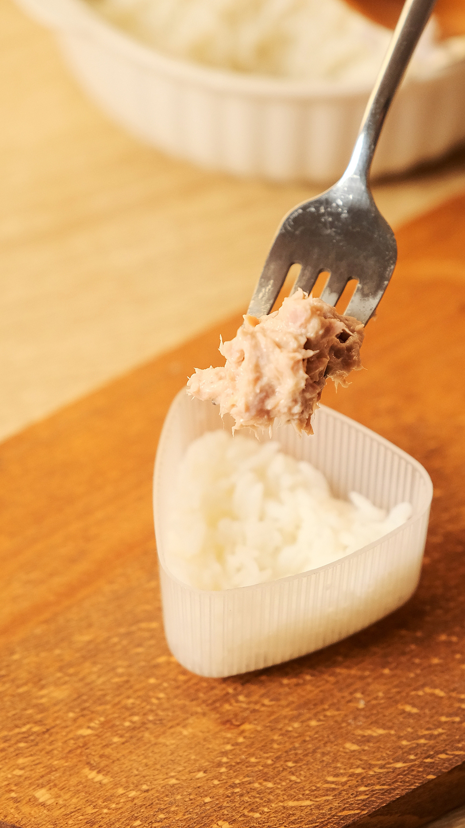 Cơm nắm cá ngừ mayonnaise cho ngày hè bận rộn
