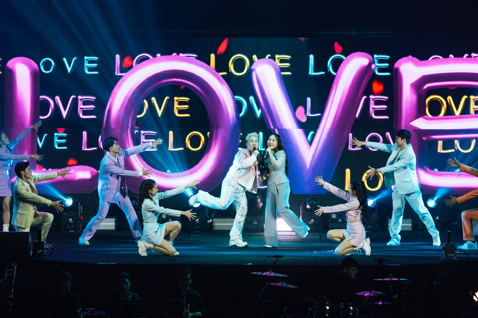 Bùi Anh Tuấn xuất hiện bất ngờ để cầu hôn trong live concert 1689 của ...