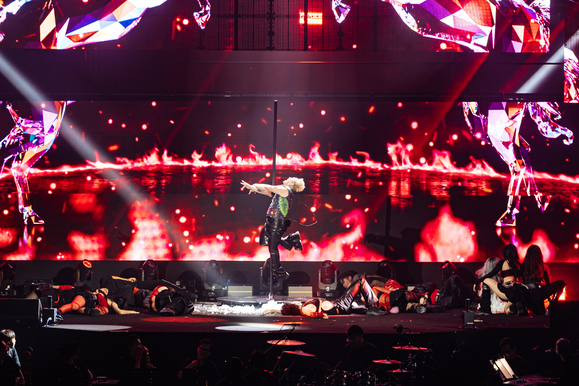 Bùi Anh Tuấn xuất hiện bất ngờ để cầu hôn trong live concert 1689 của ...