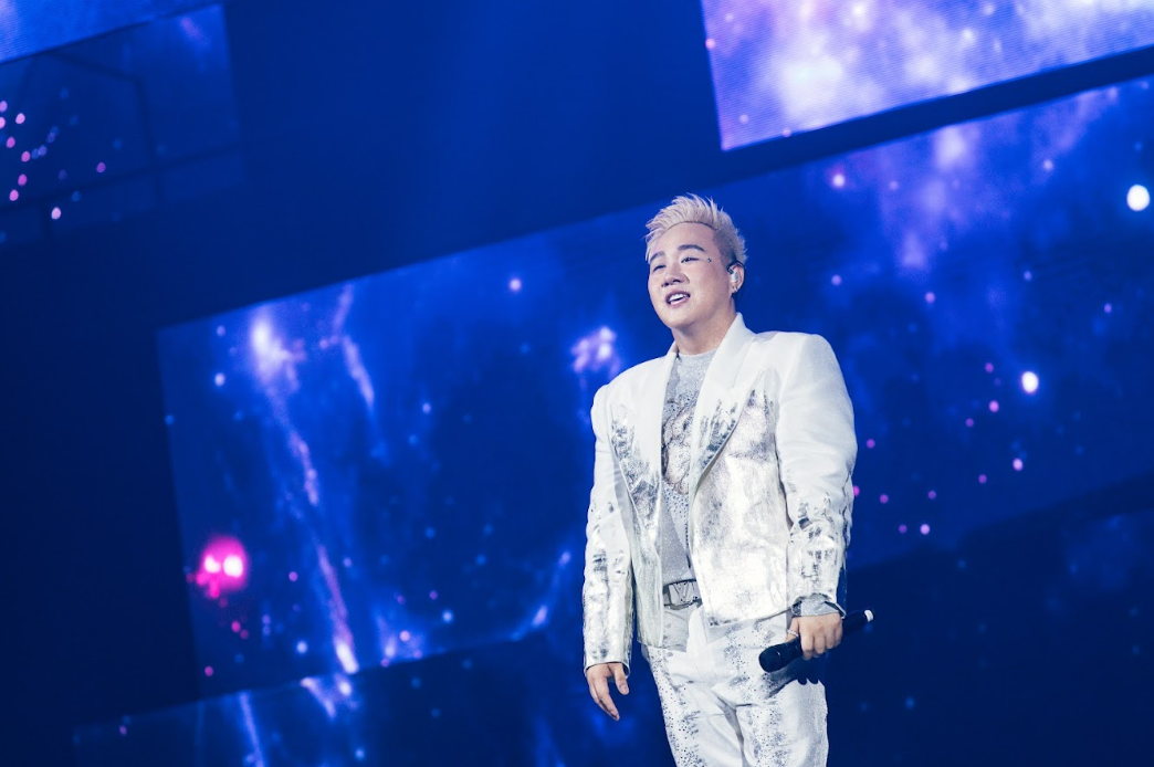 Bùi Anh Tuấn xuất hiện bất ngờ để cầu hôn trong live concert 1689 của ...