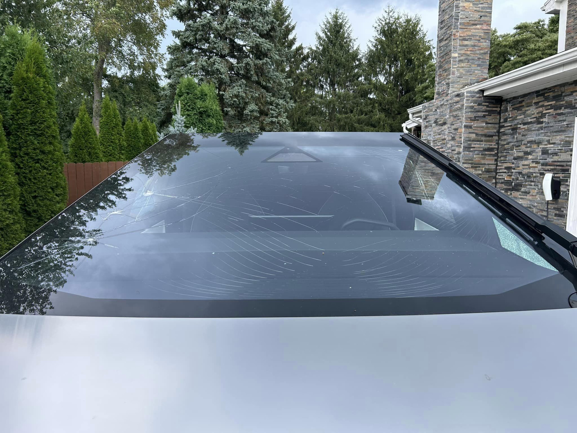 'Nhận Tesla Cybertruck chưa tới 1 ngày, tôi sốc nặng vì vung tay là ...