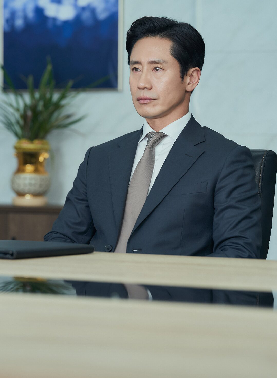 Shin Ha Kyun làm kiểm toán viên lạnh lùng trong bộ phim kịch tính The ...