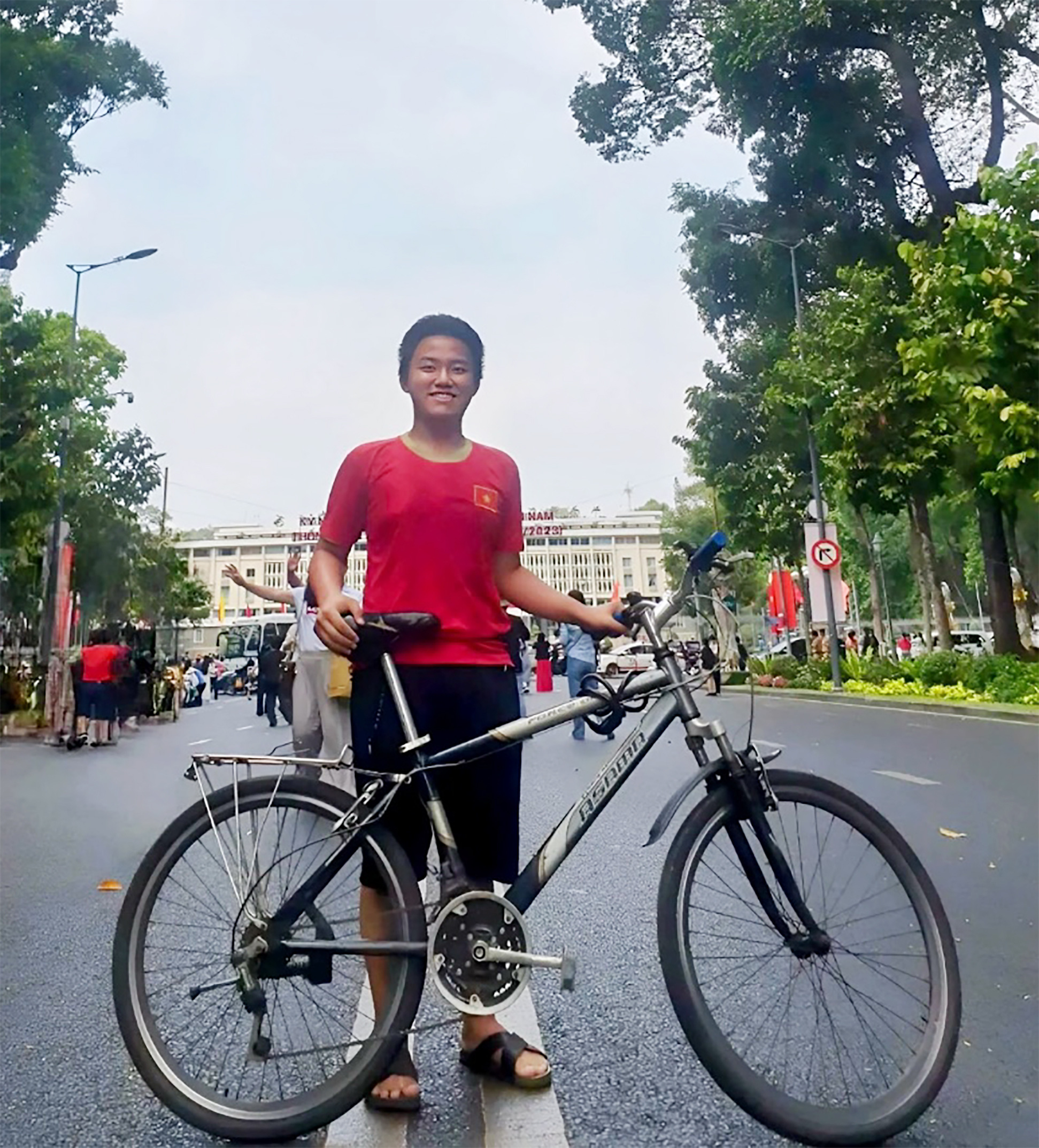 Chuyện của hai chàng trai đam mê phượt cùng xe đạp